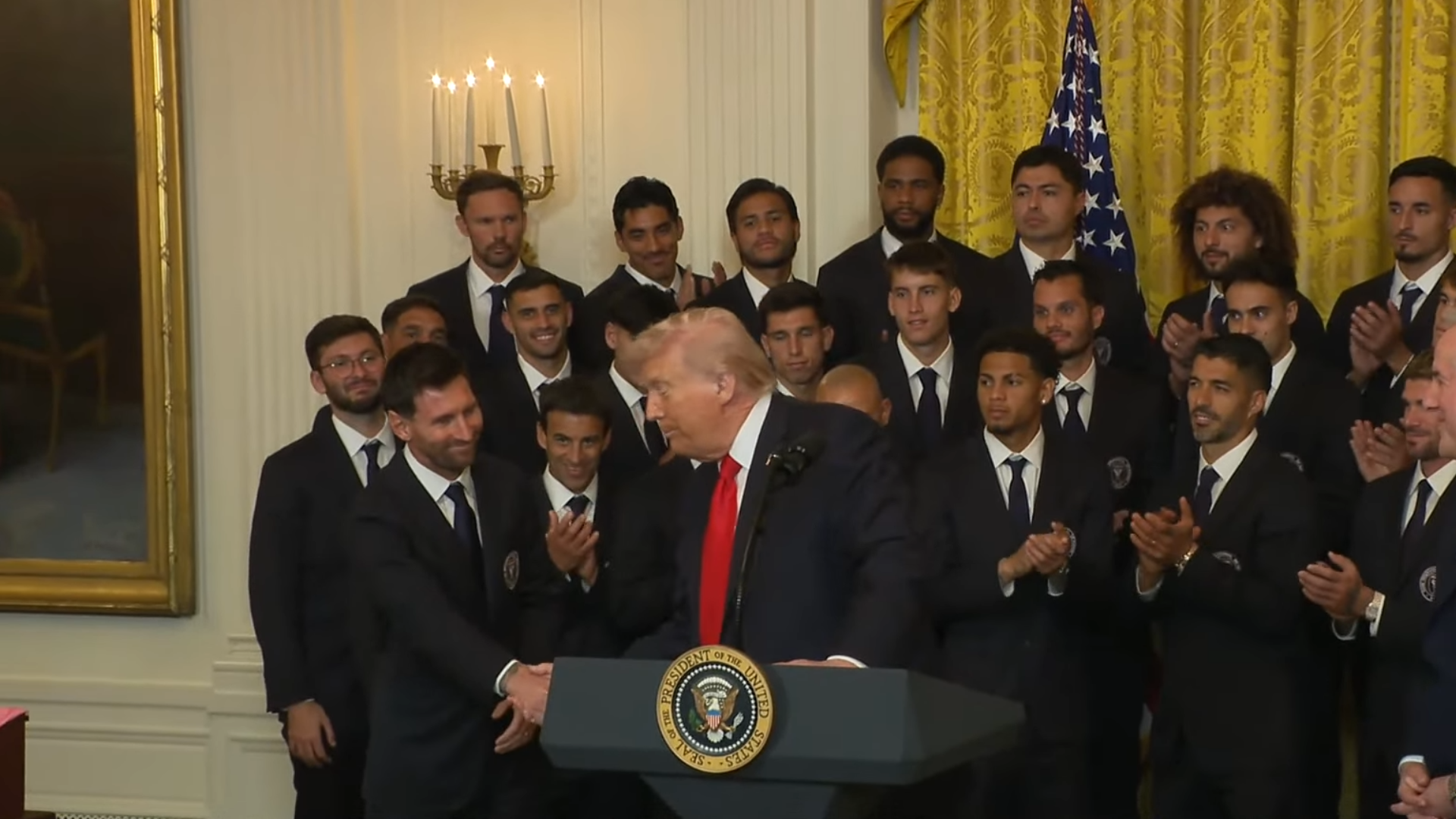 ¡La foto que rompe internet! Donald Trump y su viral reacción a la ...