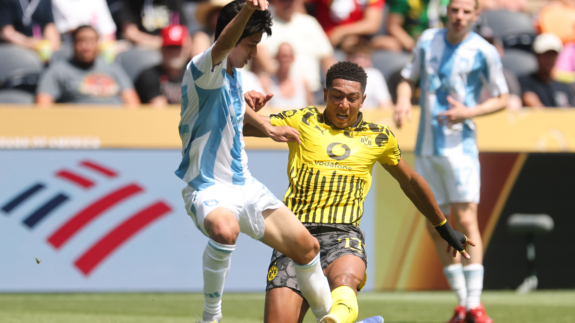 J.D. Vance verfolgt Dortmunds Spiel gegen Ulsan live | DAZN News DE