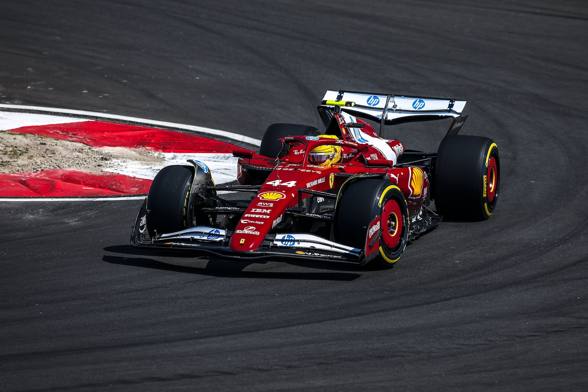 Lewis Hamilton e a sua provocação à Ferrari em plena batalha com ...