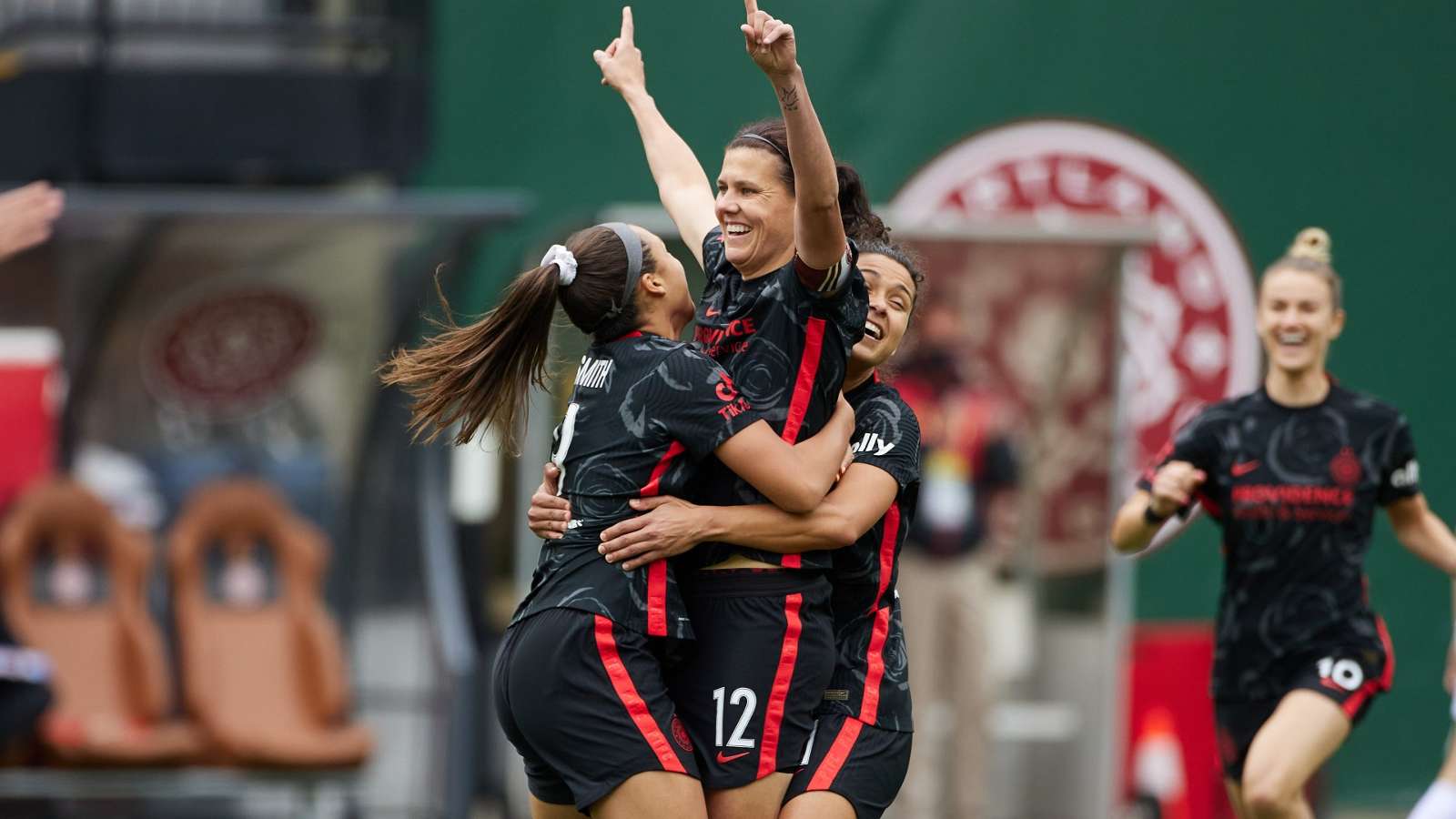 Watch Portland Thorns goalkeeper score an outrageous last-minute ...