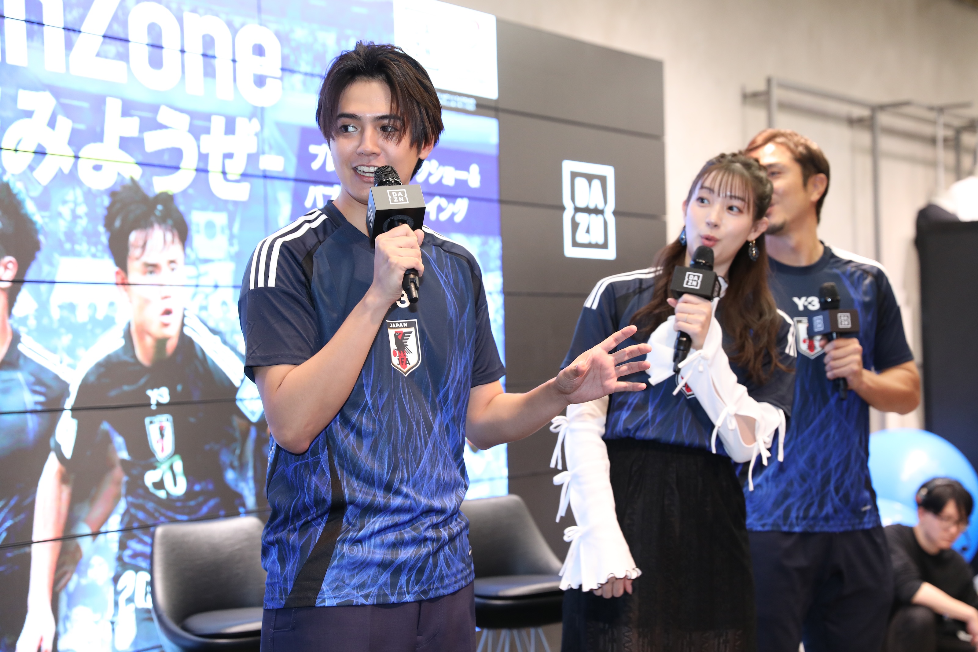「DAZN FanZone-渋谷で#代表みようぜ-」に片寄涼太さんがサプライズで登場！「中学までCBかボランチでした」 | DAZN News JP