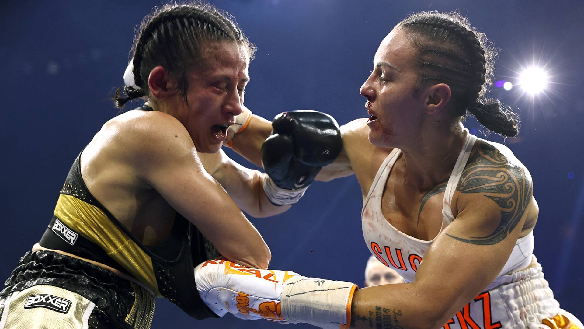 Ring announcer makes huge mistake in world title clash involving ...