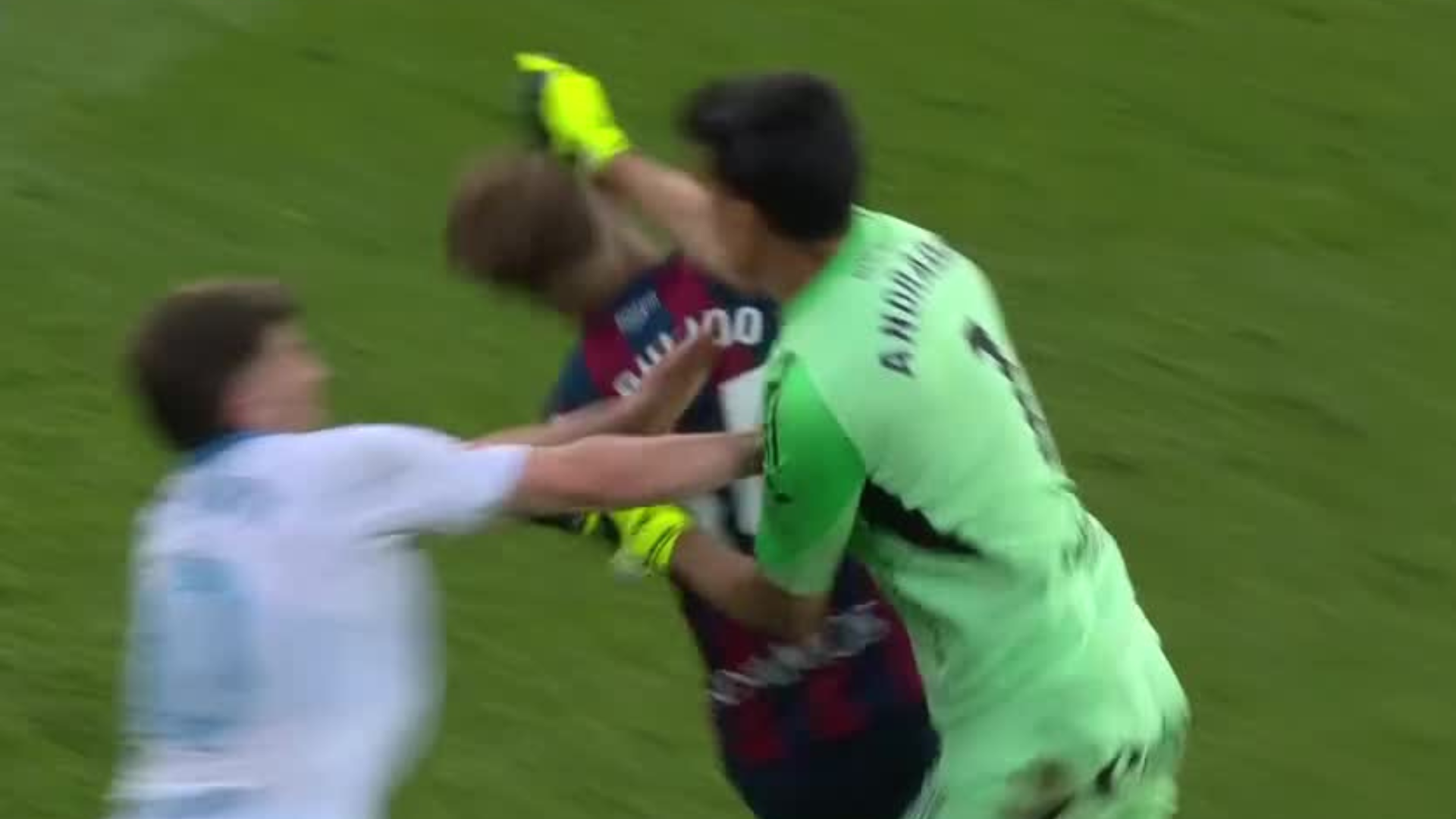 Escándalo histórico en el derbi entre Huesca y Zaragoza: puñetazo de ...