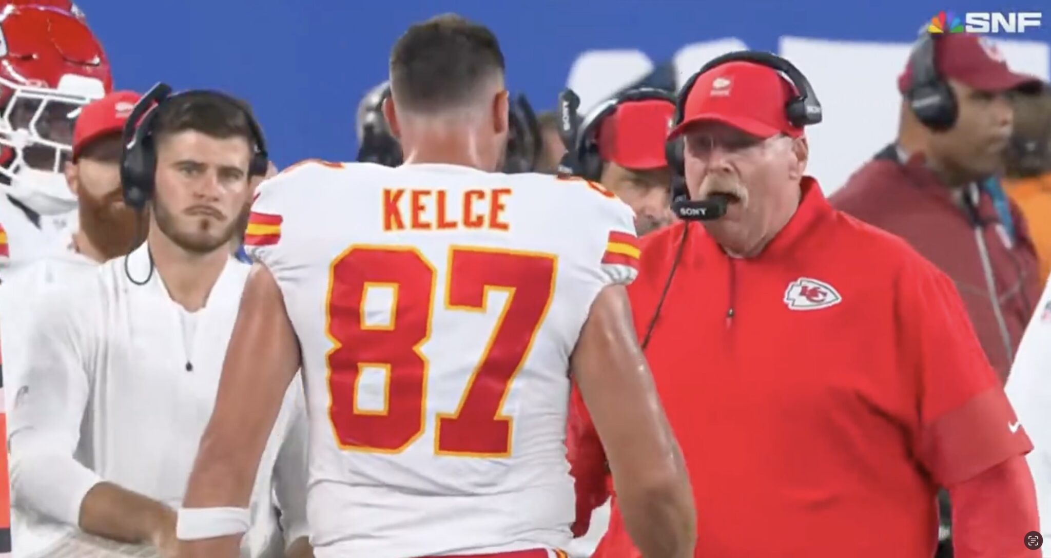 NFL : discussion musclée entre Travis Kelce et Andy Reid sur la sideline lors de Giants - Chiefs ...