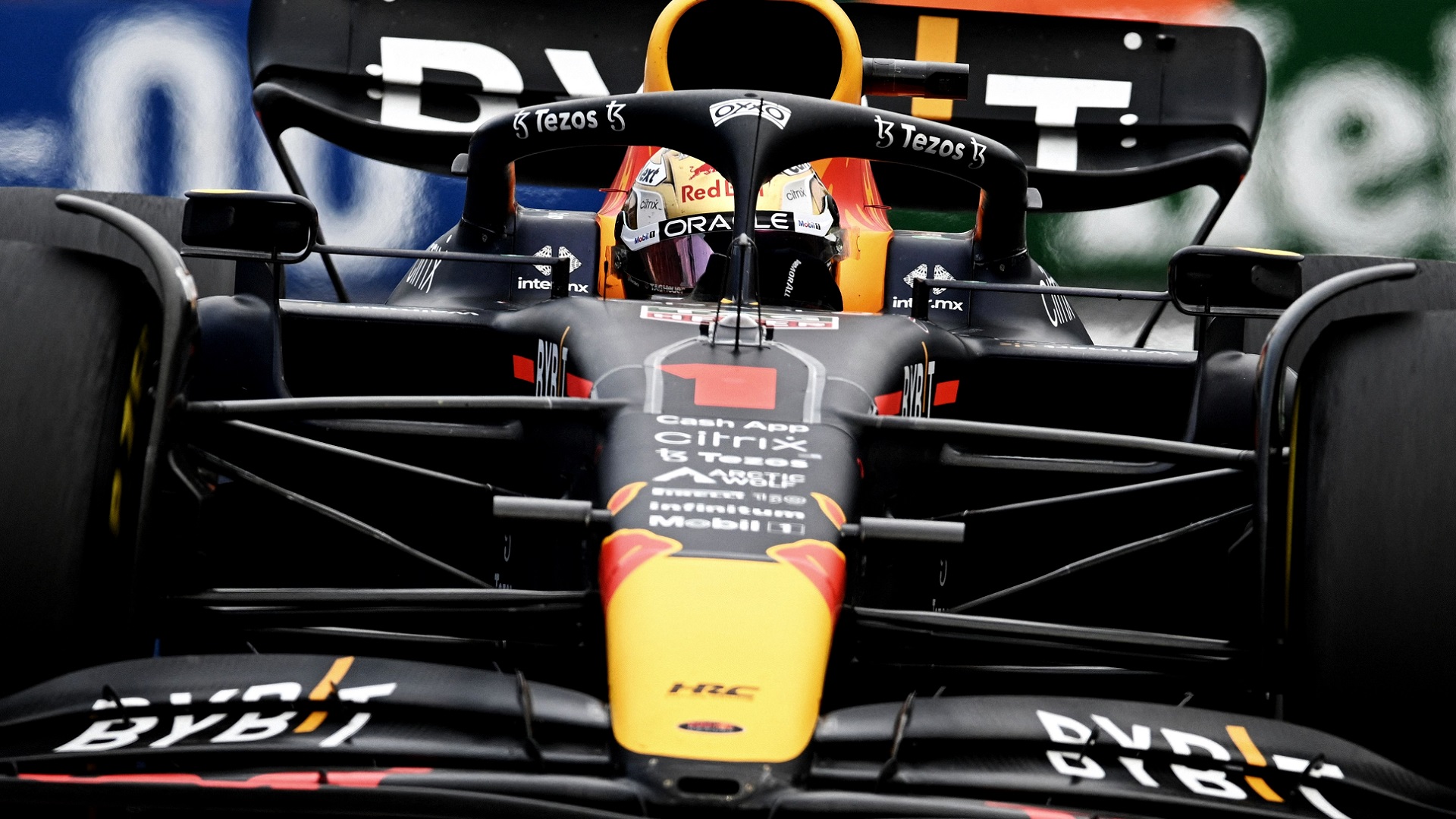 Max Verstappen desobedece las órdenes de Red Bull y no deja pasar a Checo Pérez: "Os di mis ...