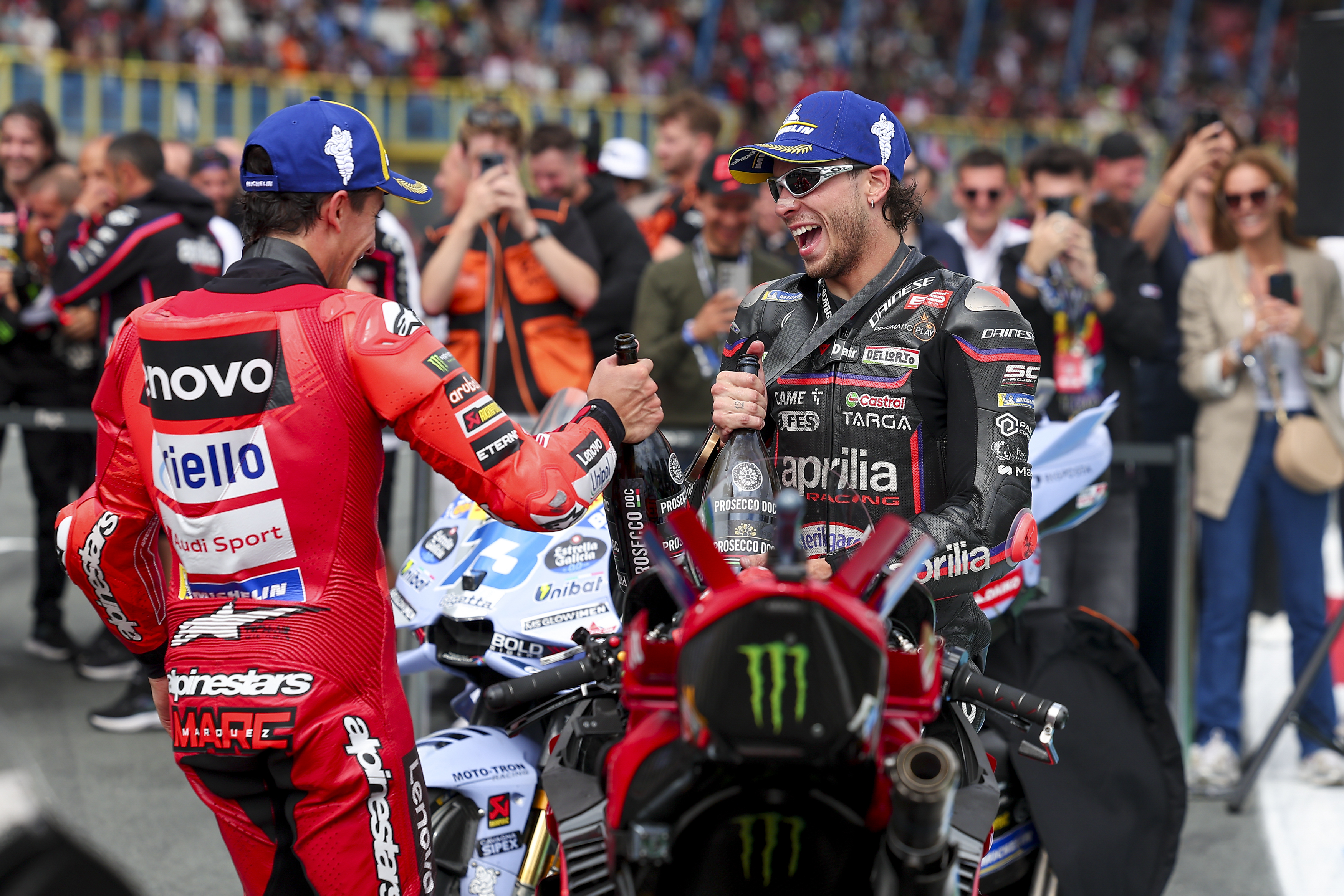 Marc Márquez y su surrealista conversación con Marco Bezzecchi en el podio del GP de Países ...