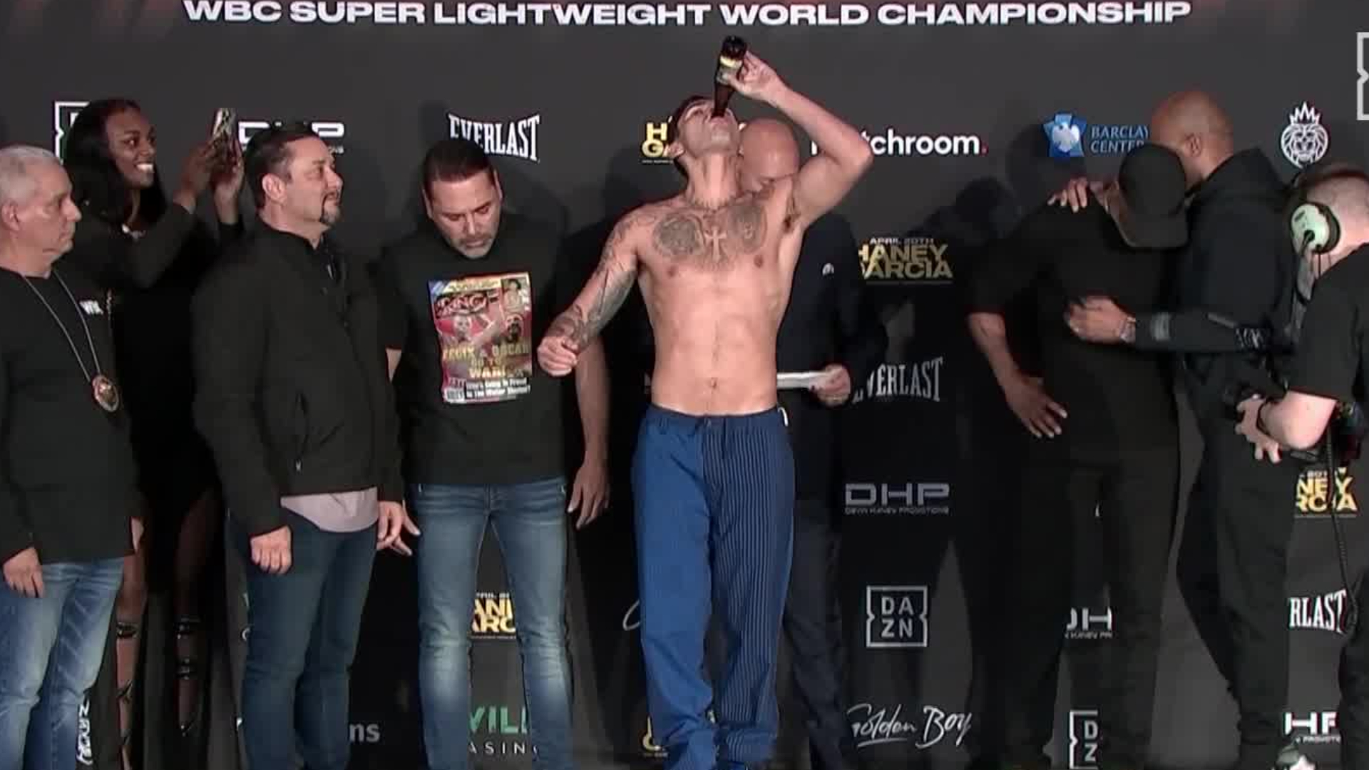 ¡Bebiendo cerveza encima de la báscula! El surrealista momento de Ryan García en el pesaje de su ...