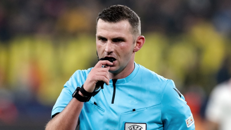 ¿Quién es Michael Oliver? El árbitro del FC Barcelona vs Atalanta de la ...