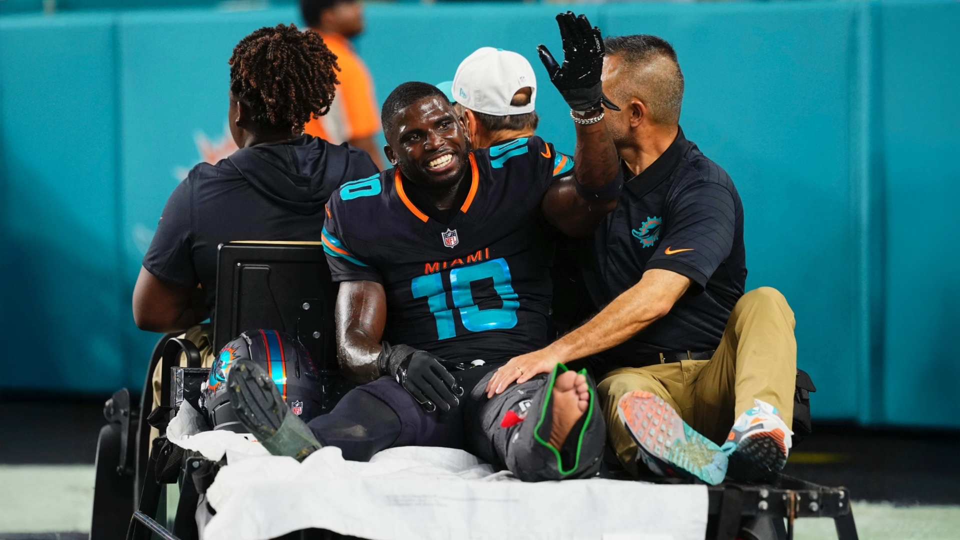 Tyreek Hill out for the season with torn ACL and multiple ligaments in left knee | DAZN News US