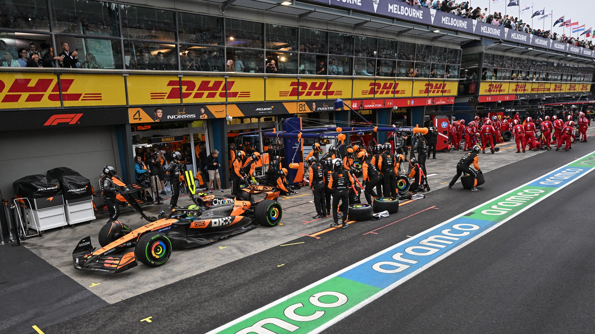 McLaren y la curiosa técnica empleada para revisar el suelo del coche ...