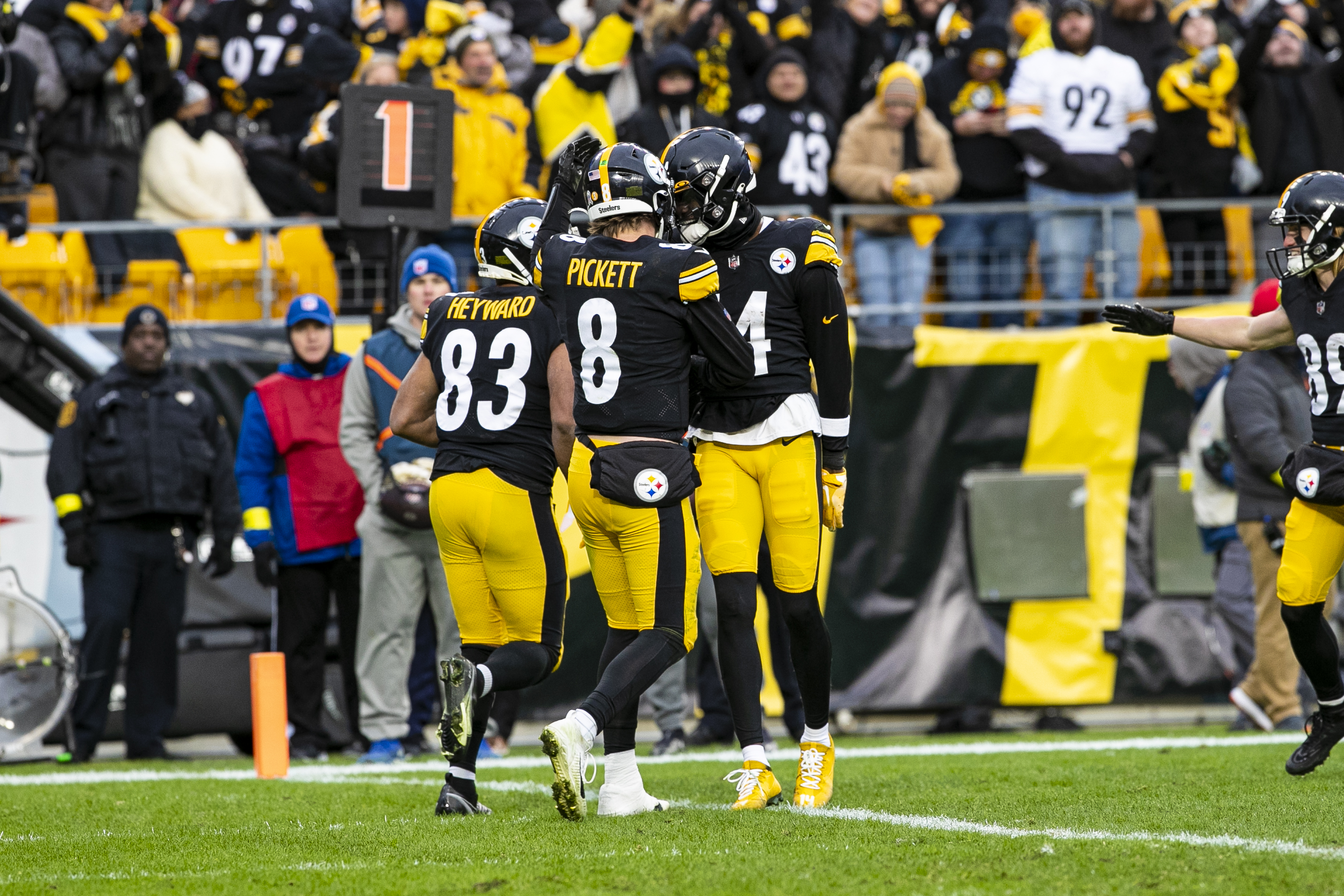 NFL : les Steelers brillent malgré l'absence de George Pickens | DAZN ...