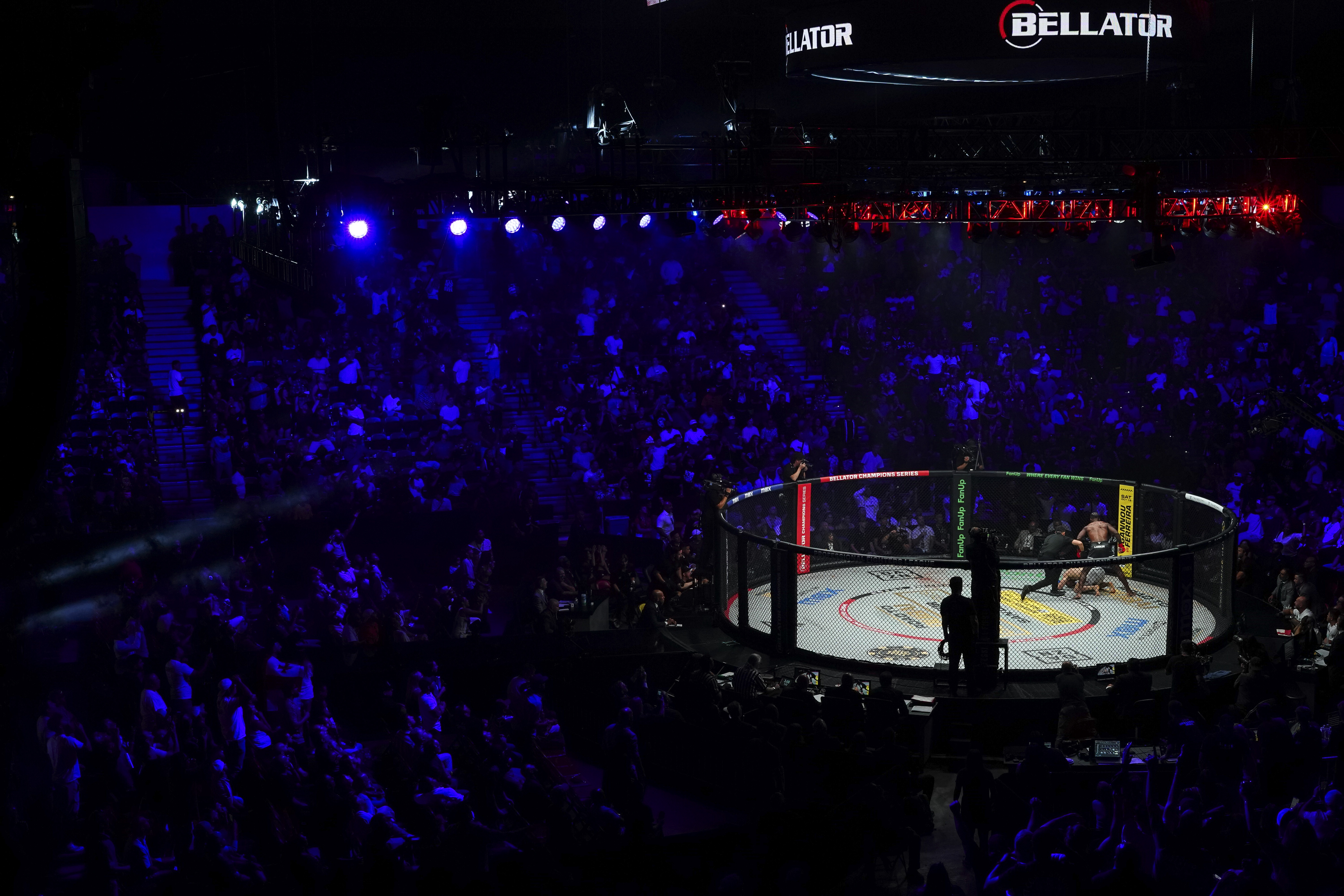 What time is the Sara Collins vs. Leah McCourt fight tonight? Cagewalks ...