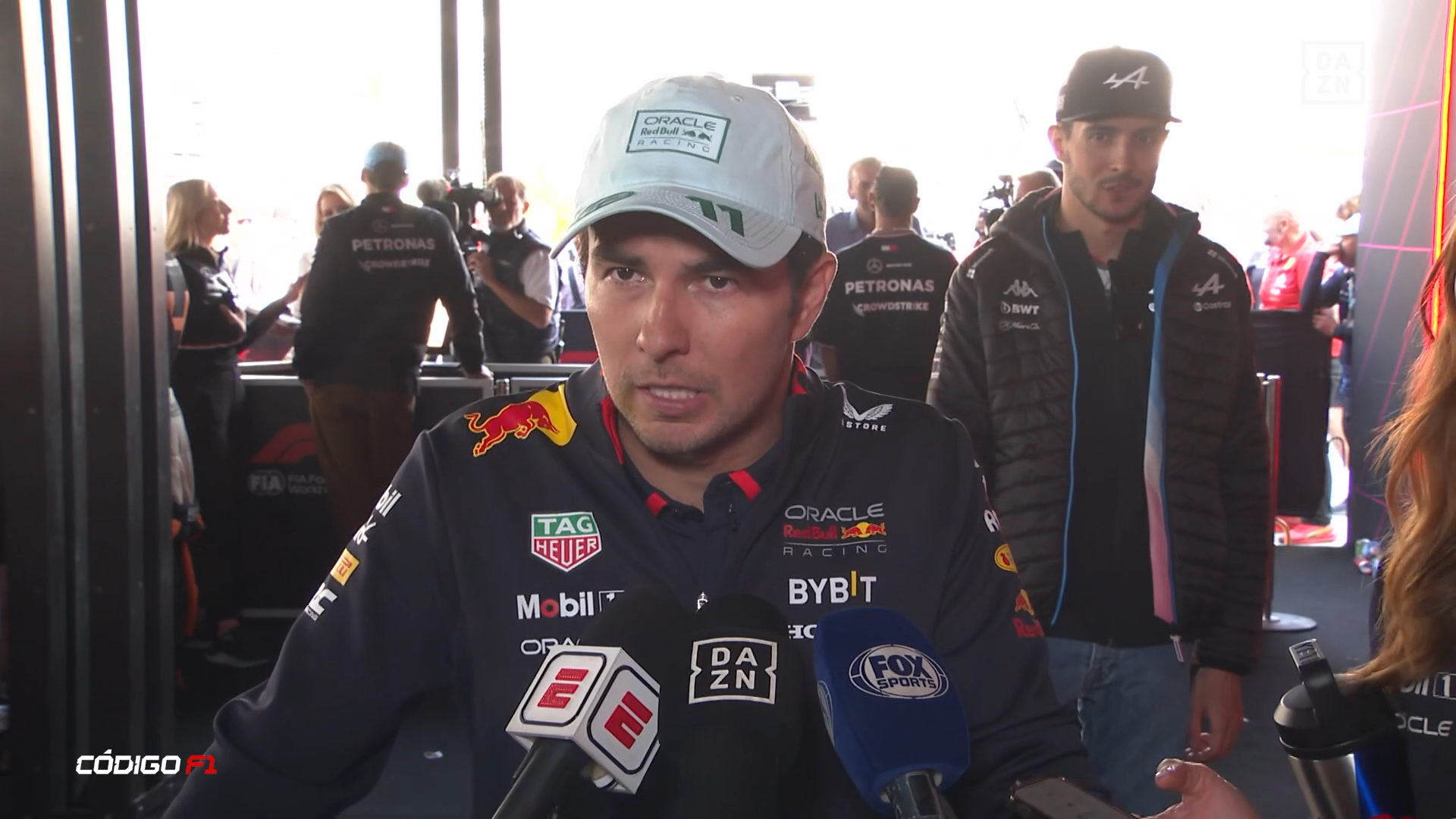 Checo Pérez, indignado con la agresividad de Liam Lawson en el Gran ...