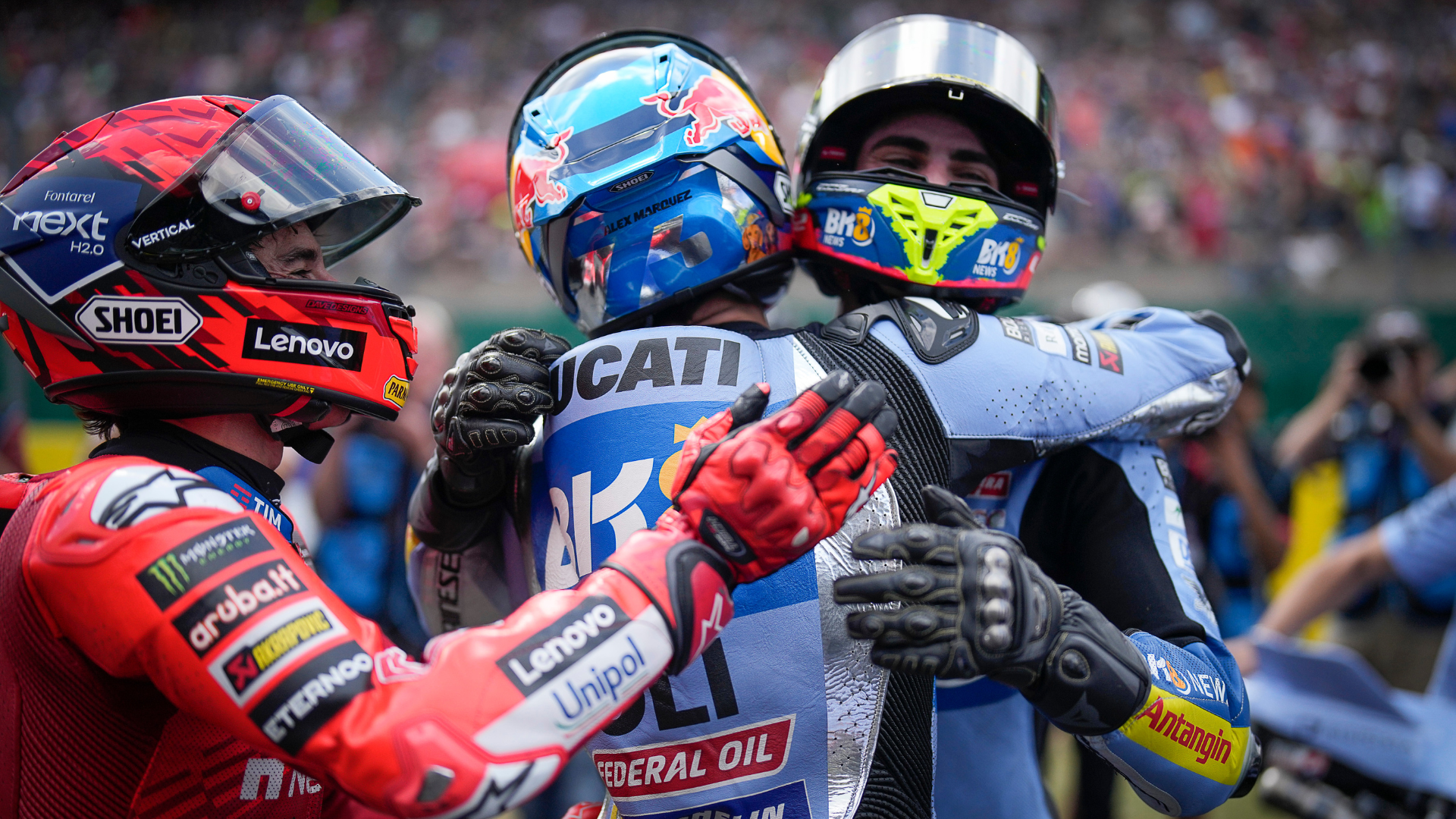 Marc Márquez y su cariñoso guiño a Gresini tras compartir podio en Le Mans con su hermano Álex y ...