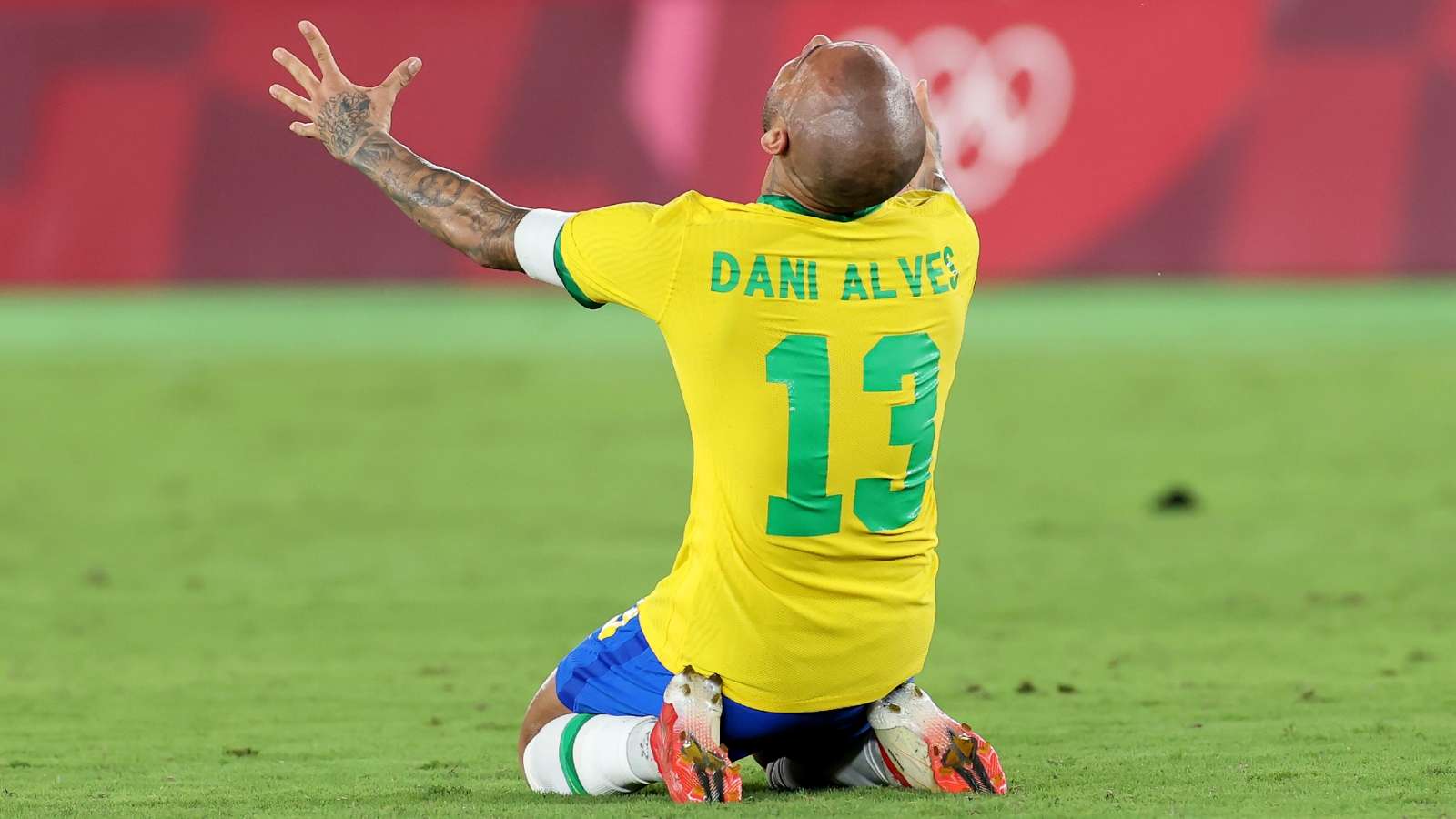 ¡Dani Alves sigue ganando! El brasileño es el futbolista con más ...