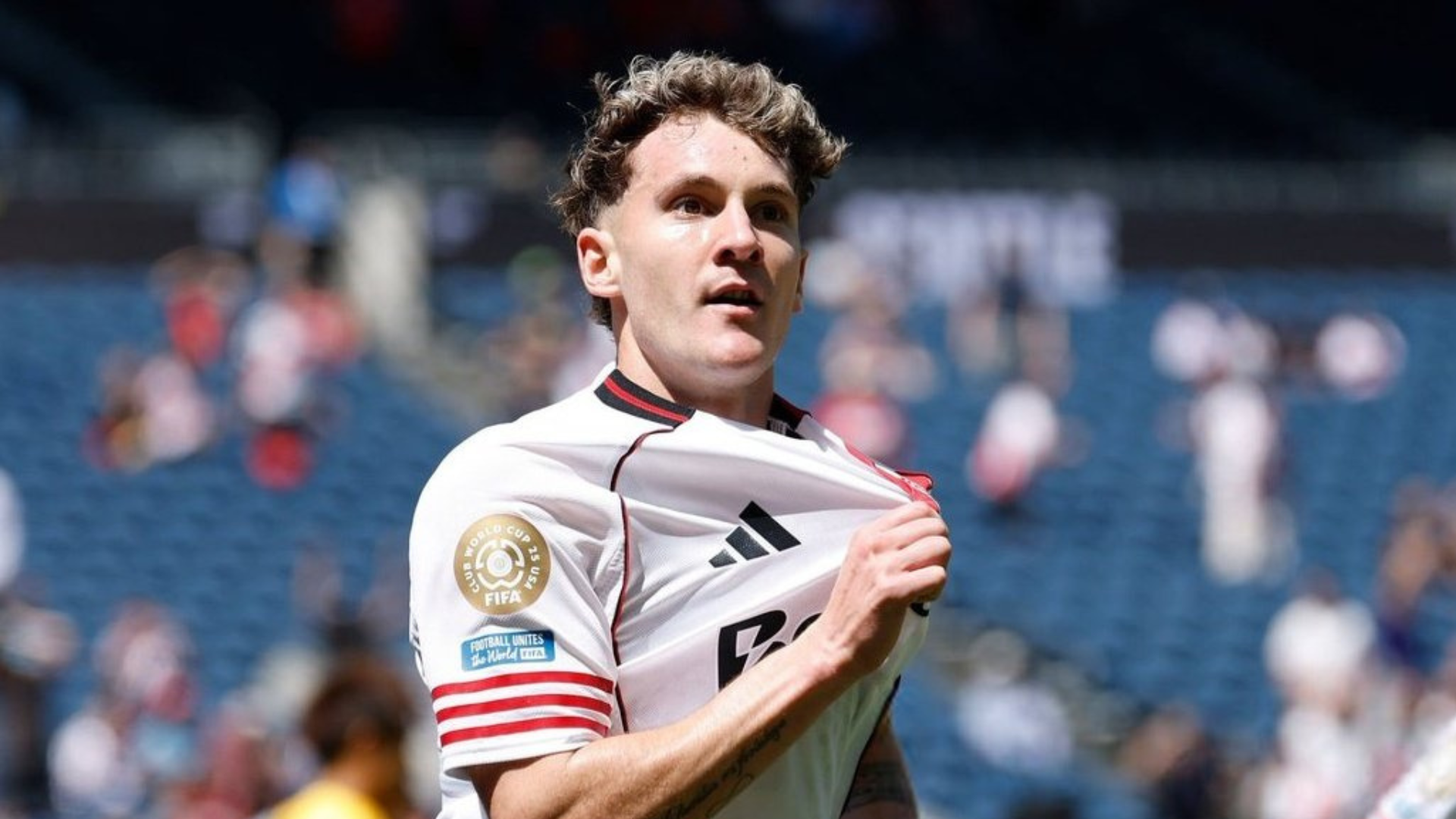 Facundo Colidio celebra con el escudo de River Plate tras su gol en ...