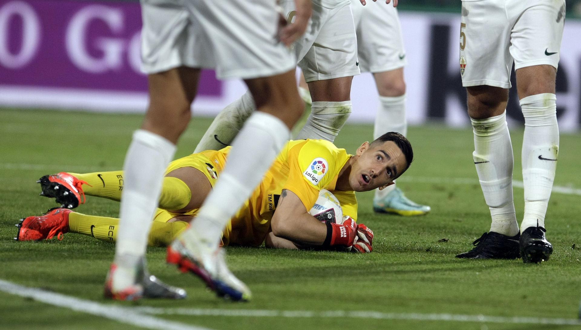 Edgar Badía reconoce que el vestuario del Elche se encuentra tocado: "Estamos j******" | DAZN ...