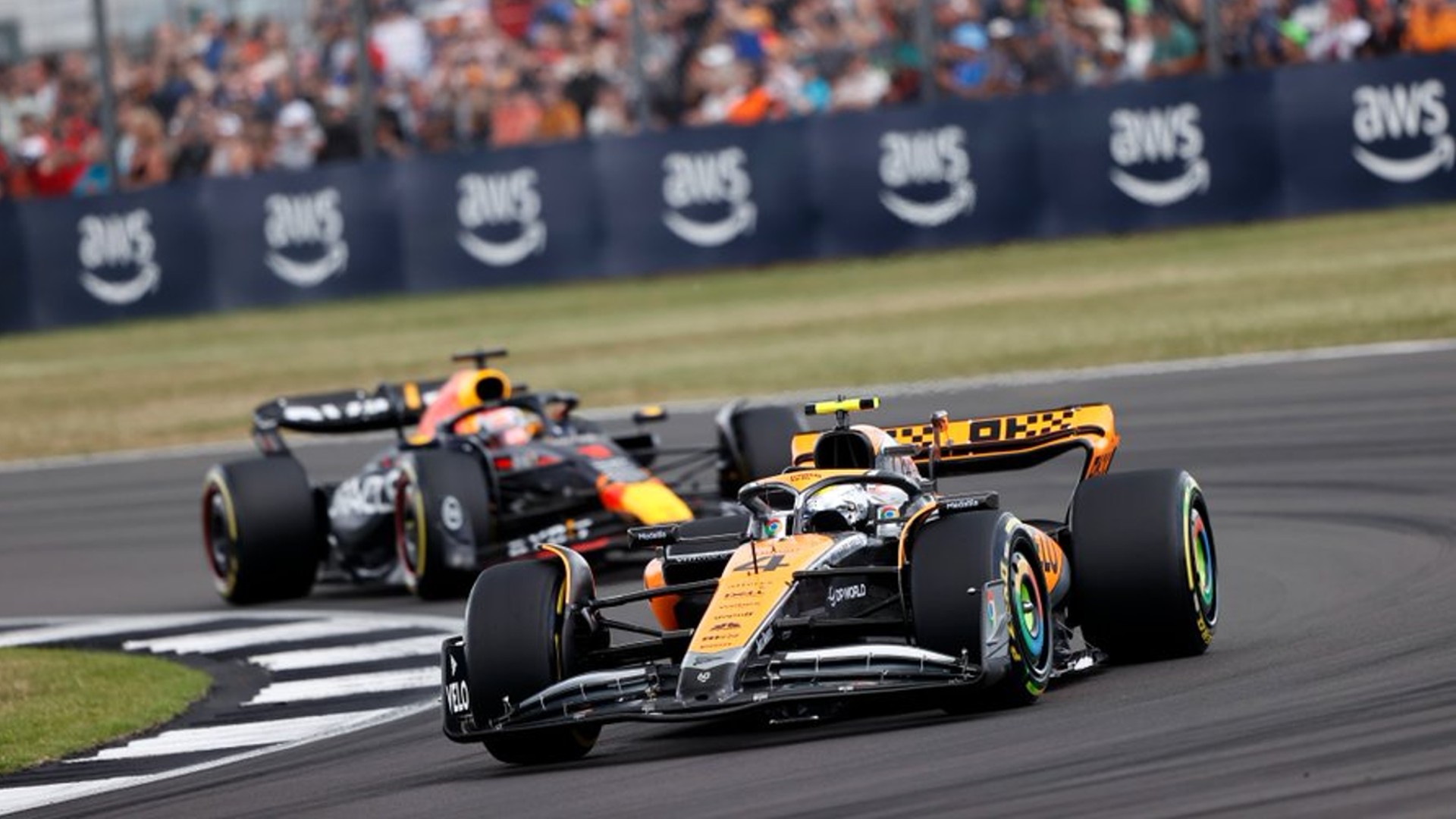 Lando Norris hace estallar Silverstone: así fue su adelantamiento a Max Verstappen en la salida ...