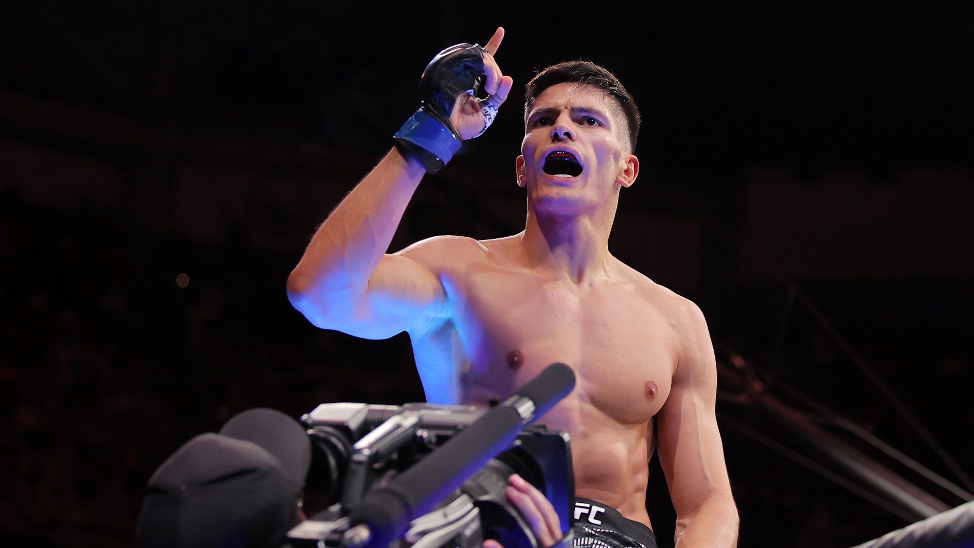 1. Sieg in der UFC! Islam Dulatov lässt Adam Fugitt keine Chance | DAZN ...