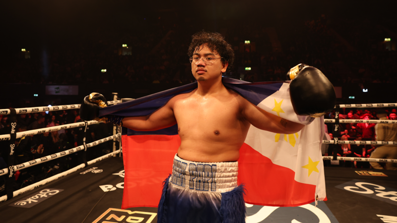 Salt Papi restrained by security guards as he lands fight on KSI vs ...