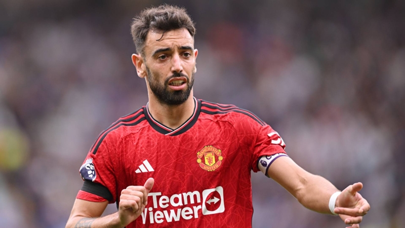 Former Manchester United star hits back at club legend Roy Keane on ...