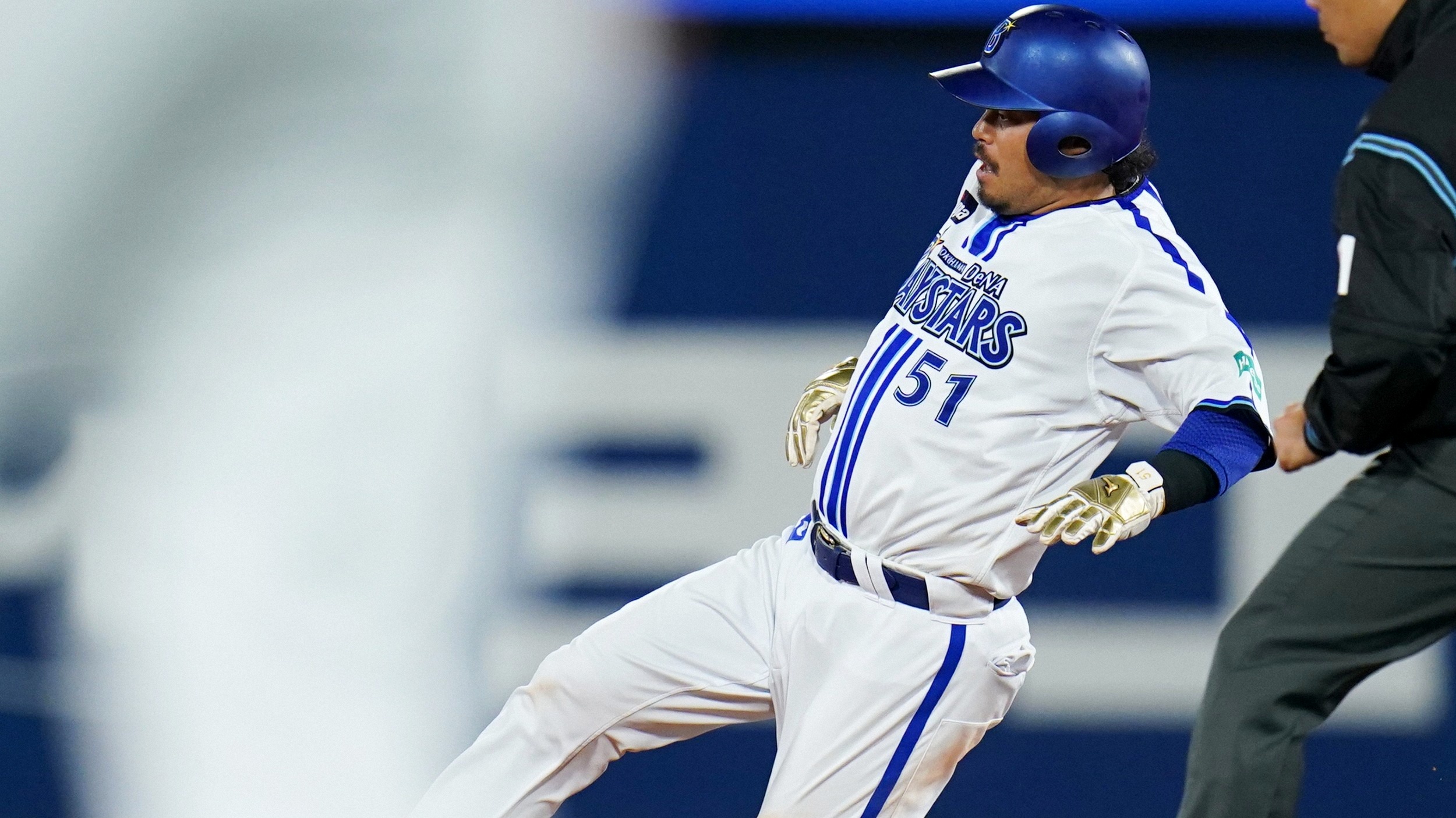 【動画】歴史が動いた瞬間。DeNA宮崎敏郎のプロ初盗塁でハマスタに大きなどよめき「現地で近くの席の人とハイタッチしてしまいました笑」｜プロ野球 | DAZN News JP