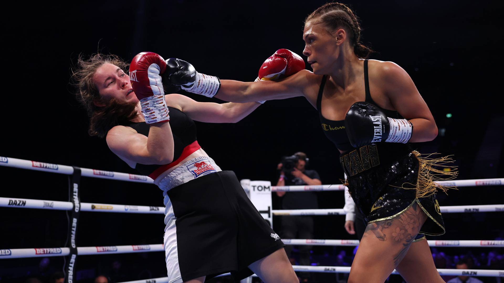 Female star who has never lost, amateur or pro, impresses again on ...