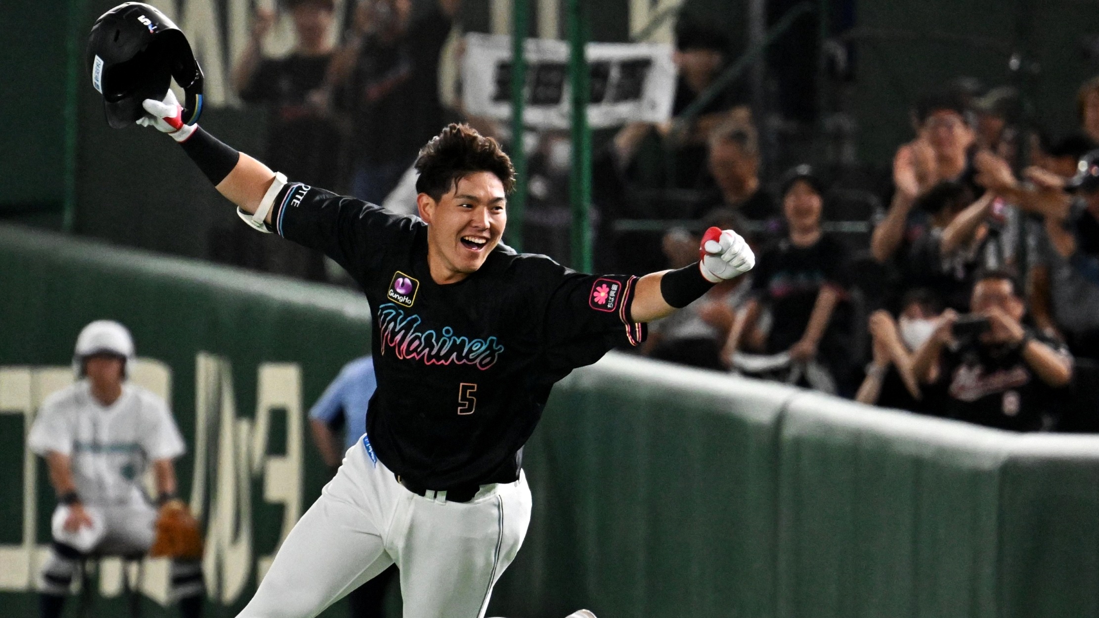 【動画】サヨナラ男、安田尚憲が延長戦を制す自身初のサヨナラ「ヒット」！センターゴロを狙った岸潤一郎にも称賛の嵐｜プロ野球 | DAZN News JP