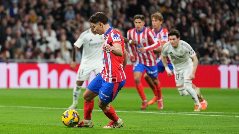 首位攻防のマドリードダービーは1-1の痛み分け…アルバレスのパネンカPKにエムバペの同点弾｜ラ・リーガ | DAZN News JP