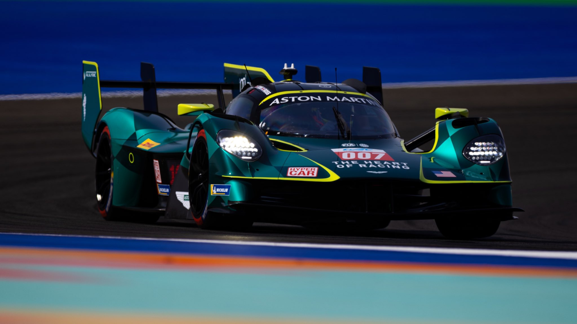 ¡Música celestial para los oídos de los amantes del motor! El salvaje ...