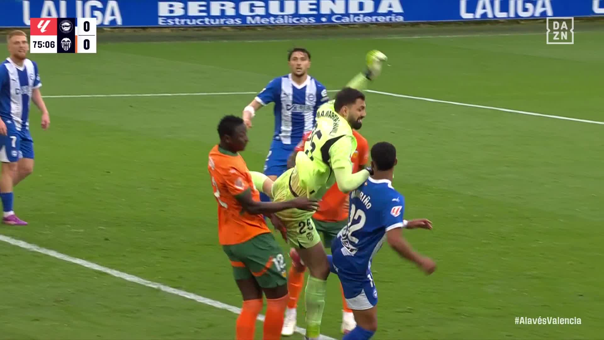 Gil Manzano y su conversación con el VAR para valorar no pitar el ...