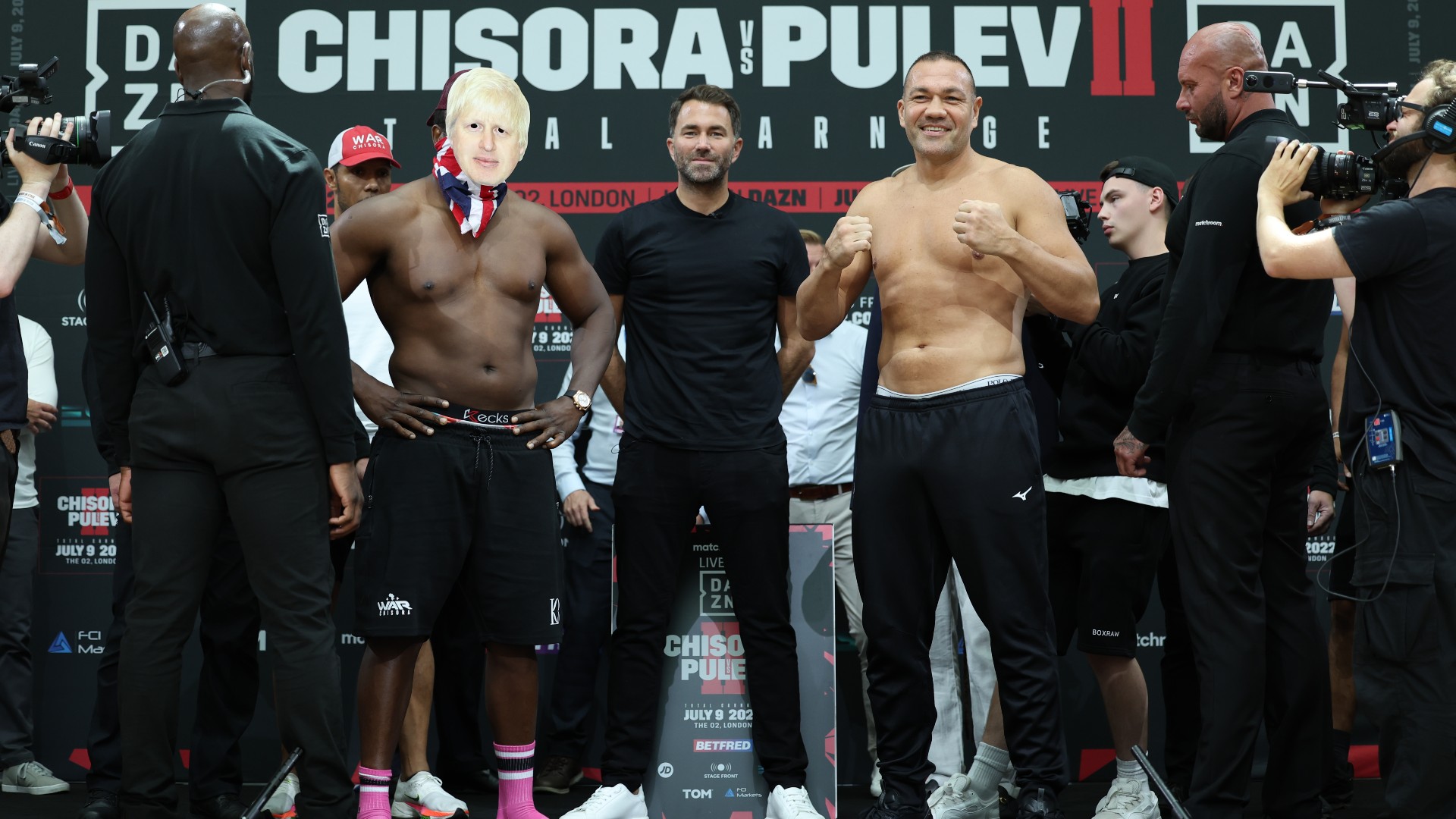 Chisora volvió a hacer de las suyas en un pesaje. Usó una máscara del ...