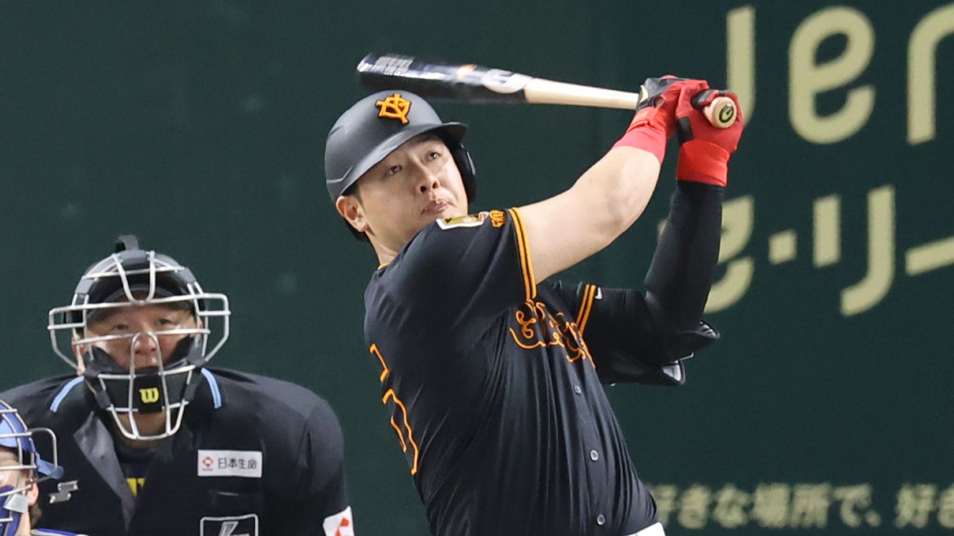 巨人が岡本和真の2打席連続弾で勝利、バウアーを打ち崩す｜巨人×DeNA｜プロ野球結果 | DAZN News JP