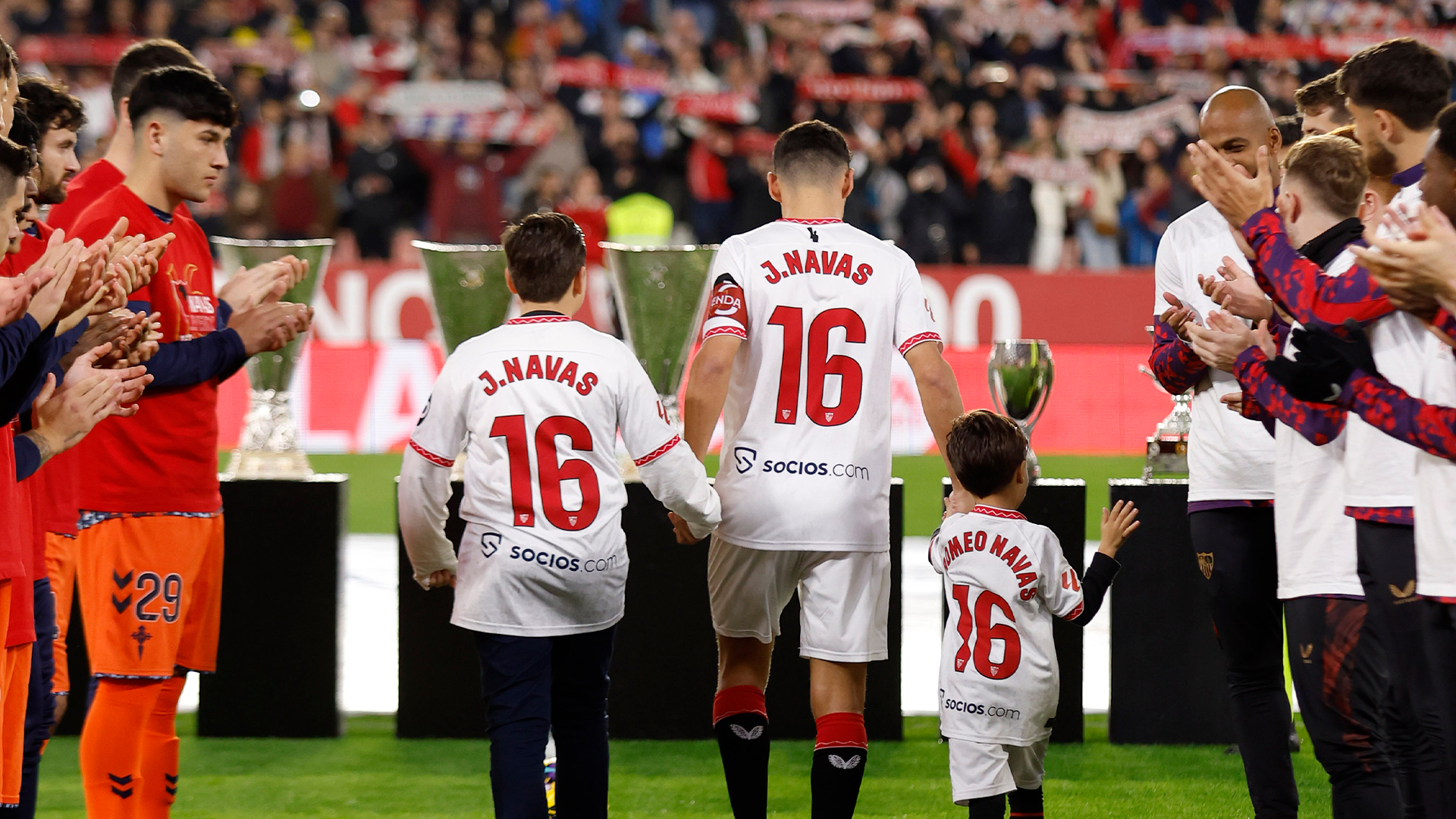 Jesús Navas rompe a llorar con el impresionante recibimiento del Ramón ...