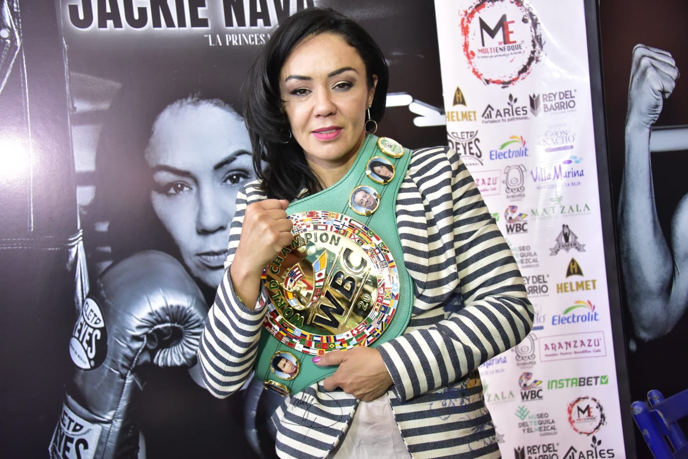 Jackie Nava festeja al lado de su familia 20 años de carrera arriba del ...