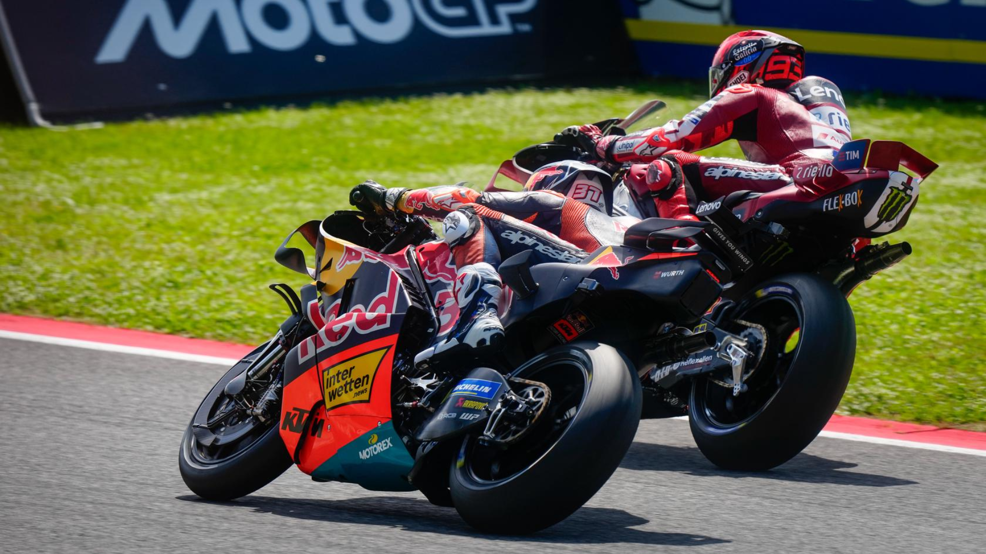 Pedro Acosta muestra la otra cara de su 'lucha' con Marc Márquez ...