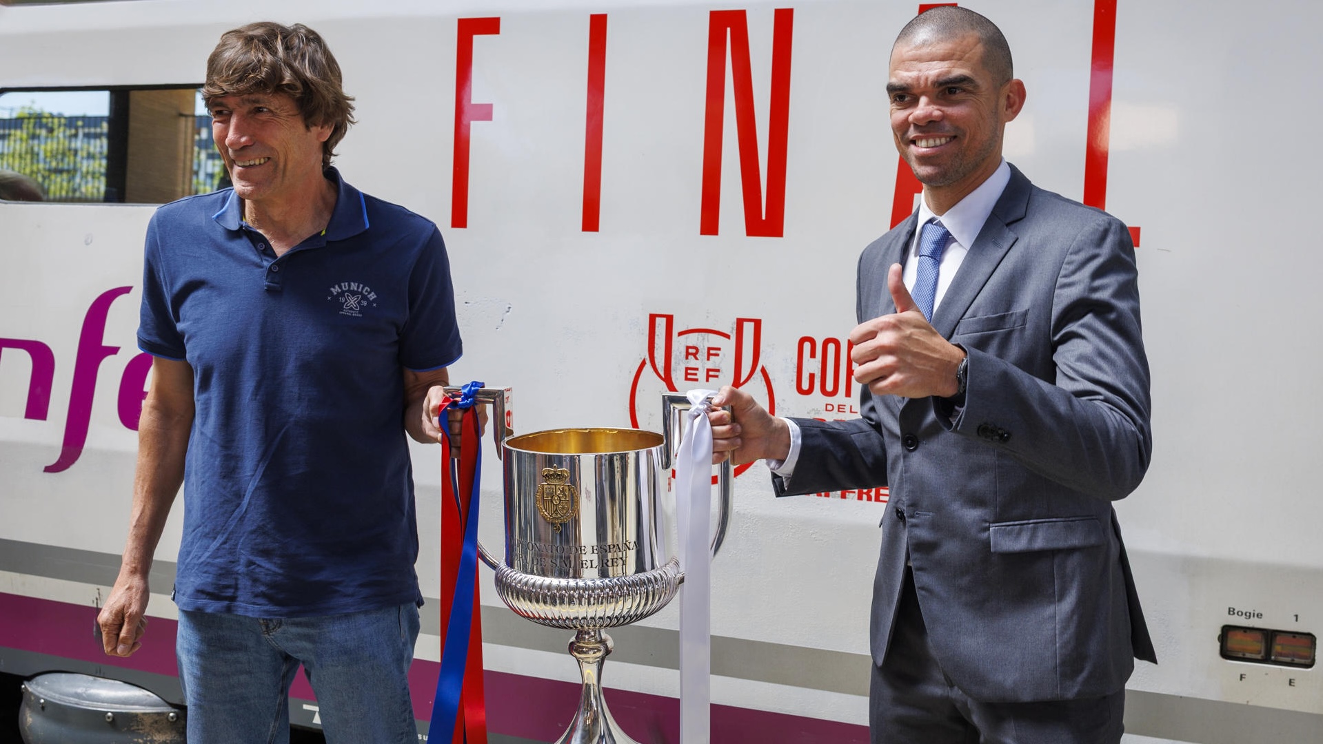 Julio Salinas paga el peaje de ser del FC Barcelona en territorio rival ...