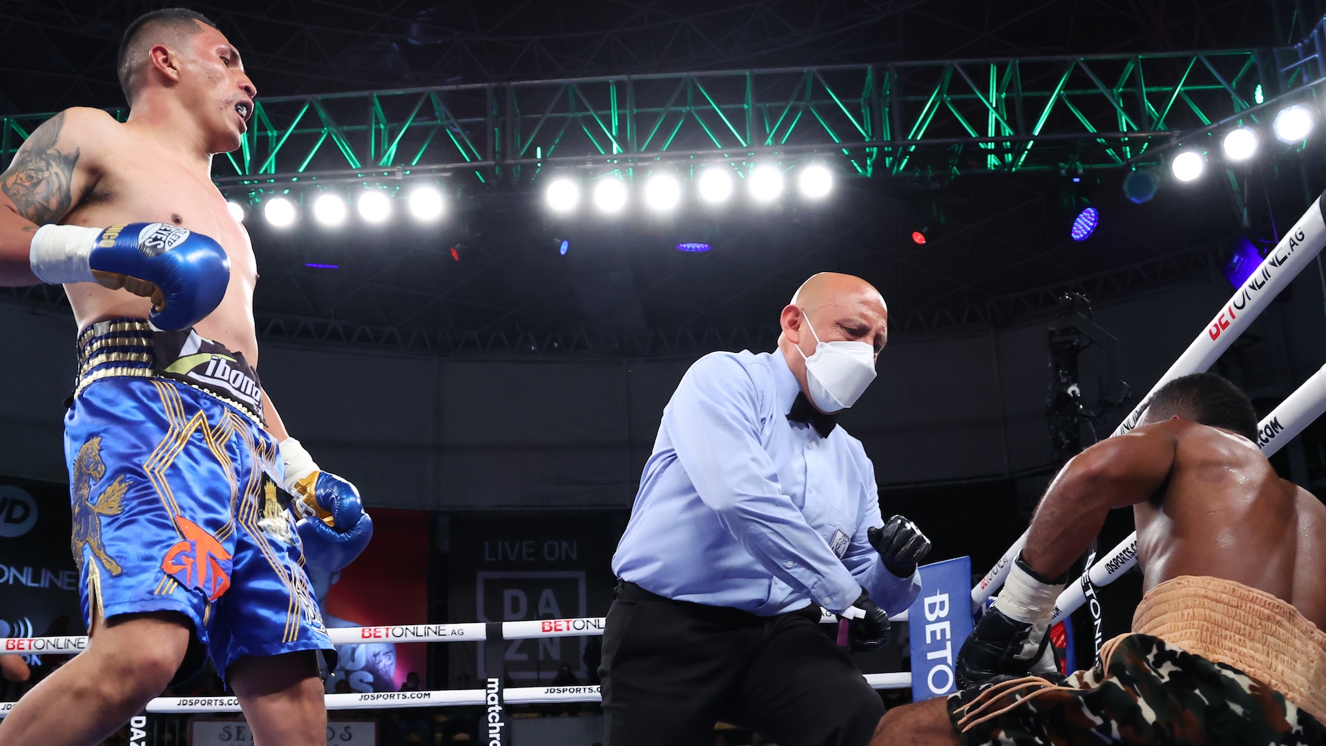 Bronco Lara noquea en tres rounds y va tras los ingleses | DAZN News MX