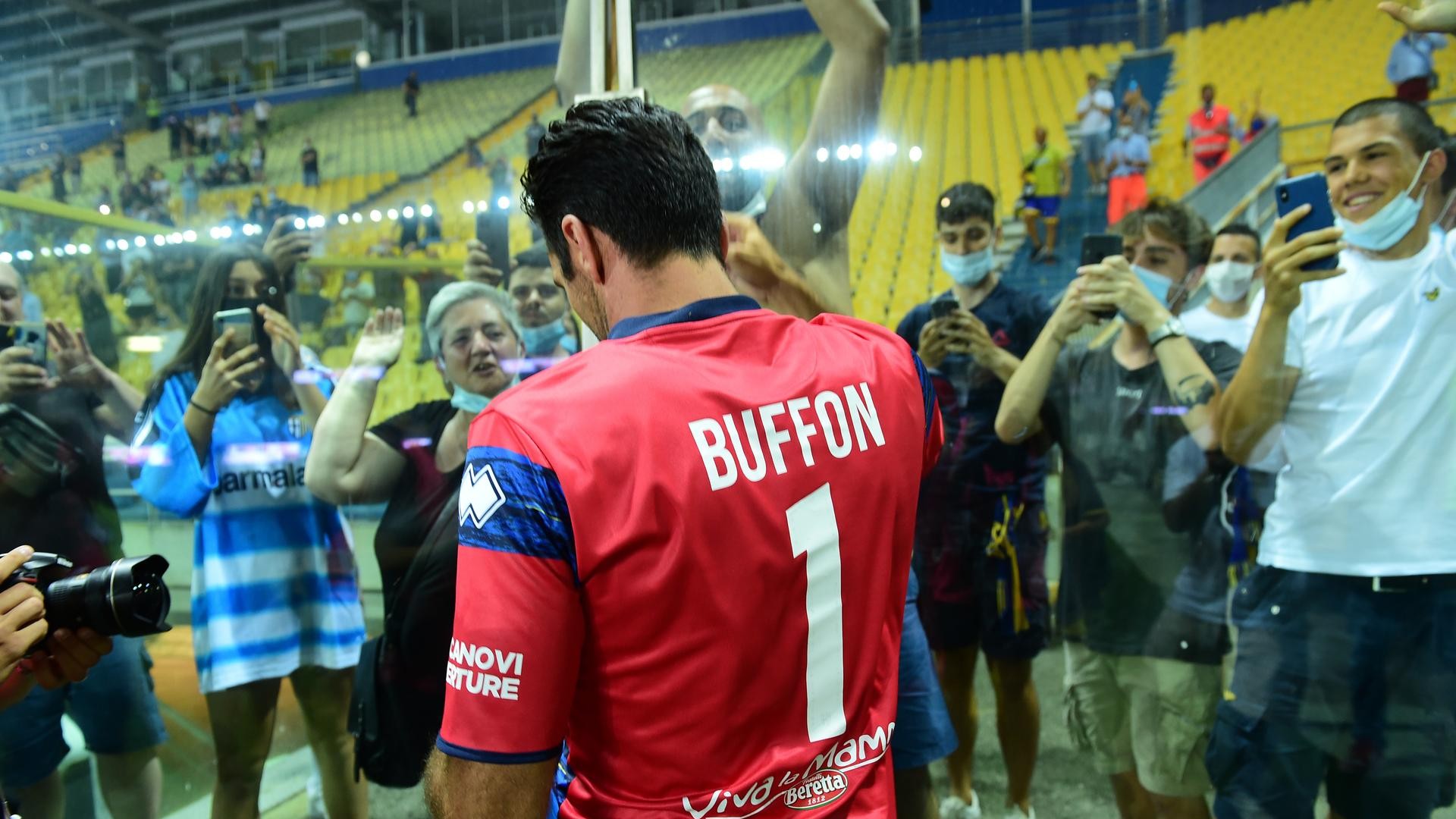 Buffon rinnova con il Parma fino al 2024: è una storia diversa dalle ...