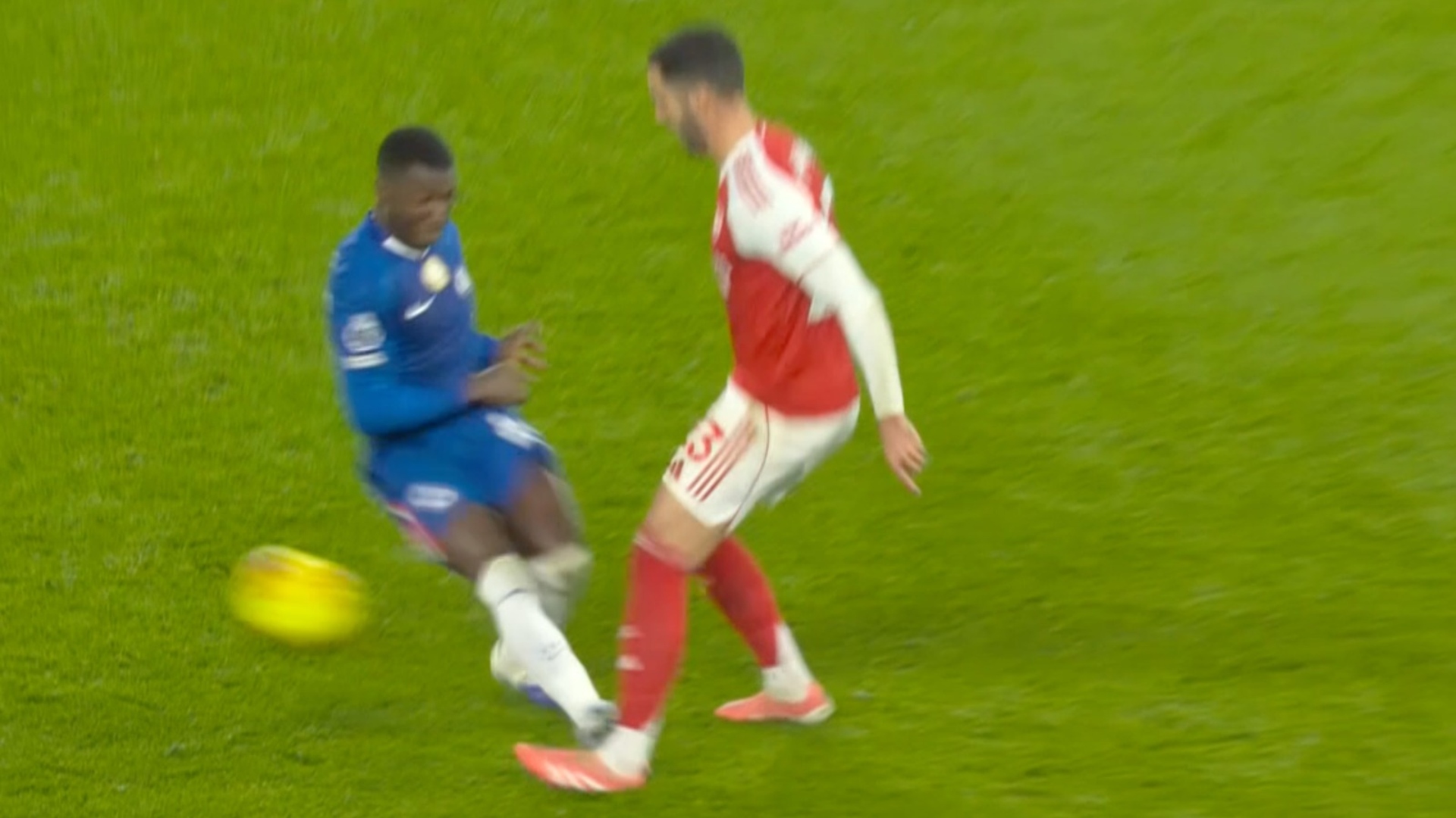 VÍDEO | Moisés Caicedo y su escalofriante planchazo a Mikel Merino en ...