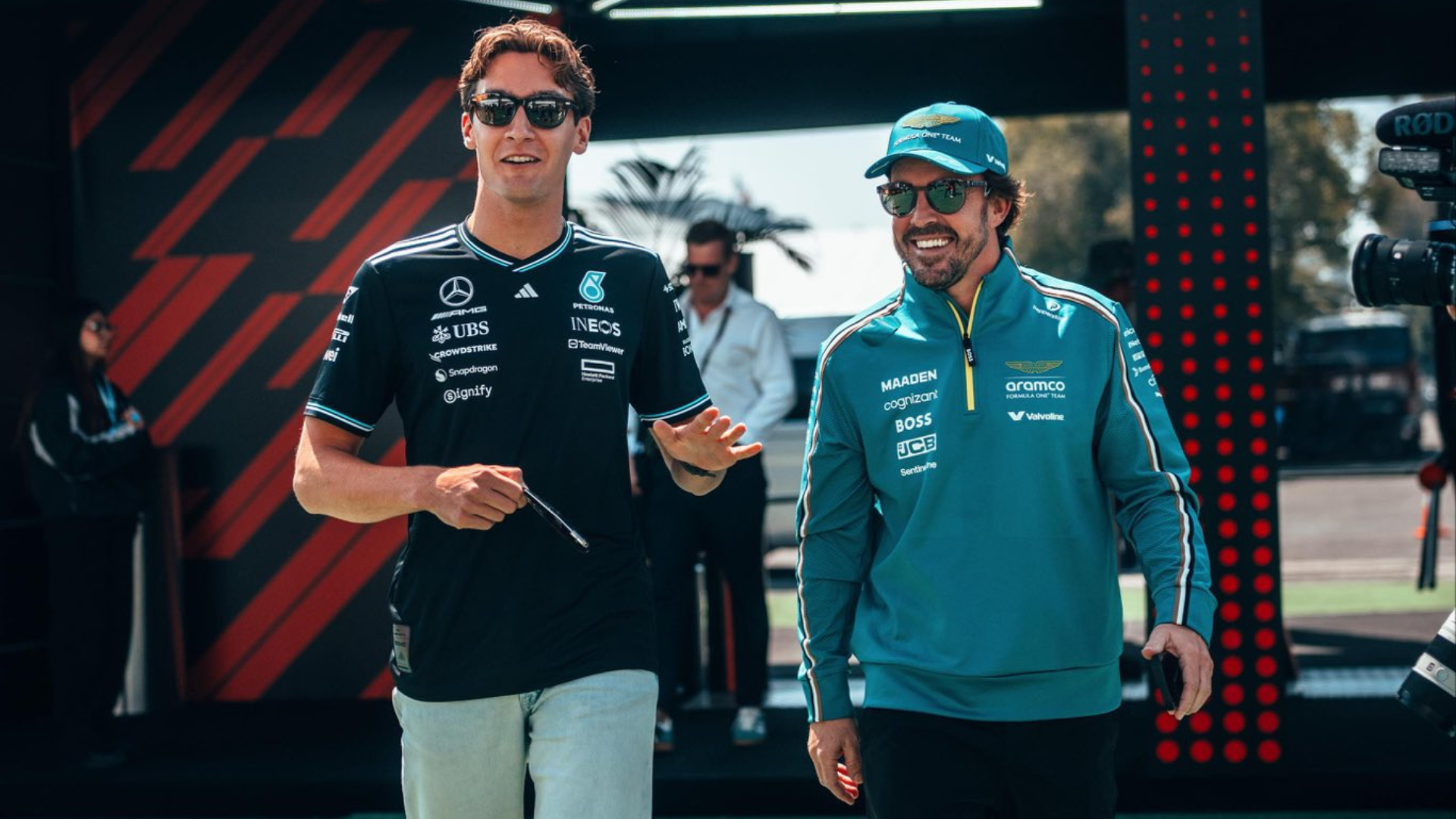 George Russell y su divertido vacile a Fernando Alonso por su funda de ...