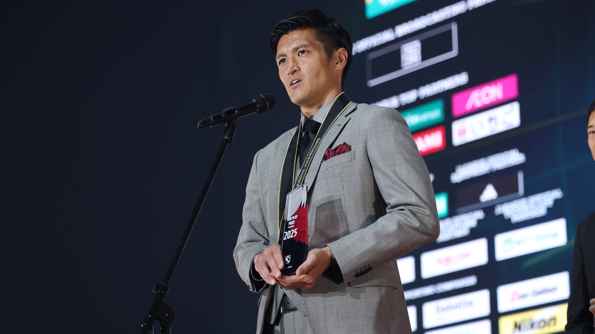 9年ぶりリーグ優勝の裏にあった植田直通の影の努力と思い「自分がもっとチームに貢献しないと、タイトルを取れないと思っていた」 ｜ 内田篤人のFOOTBALL TIME | DAZN News JP