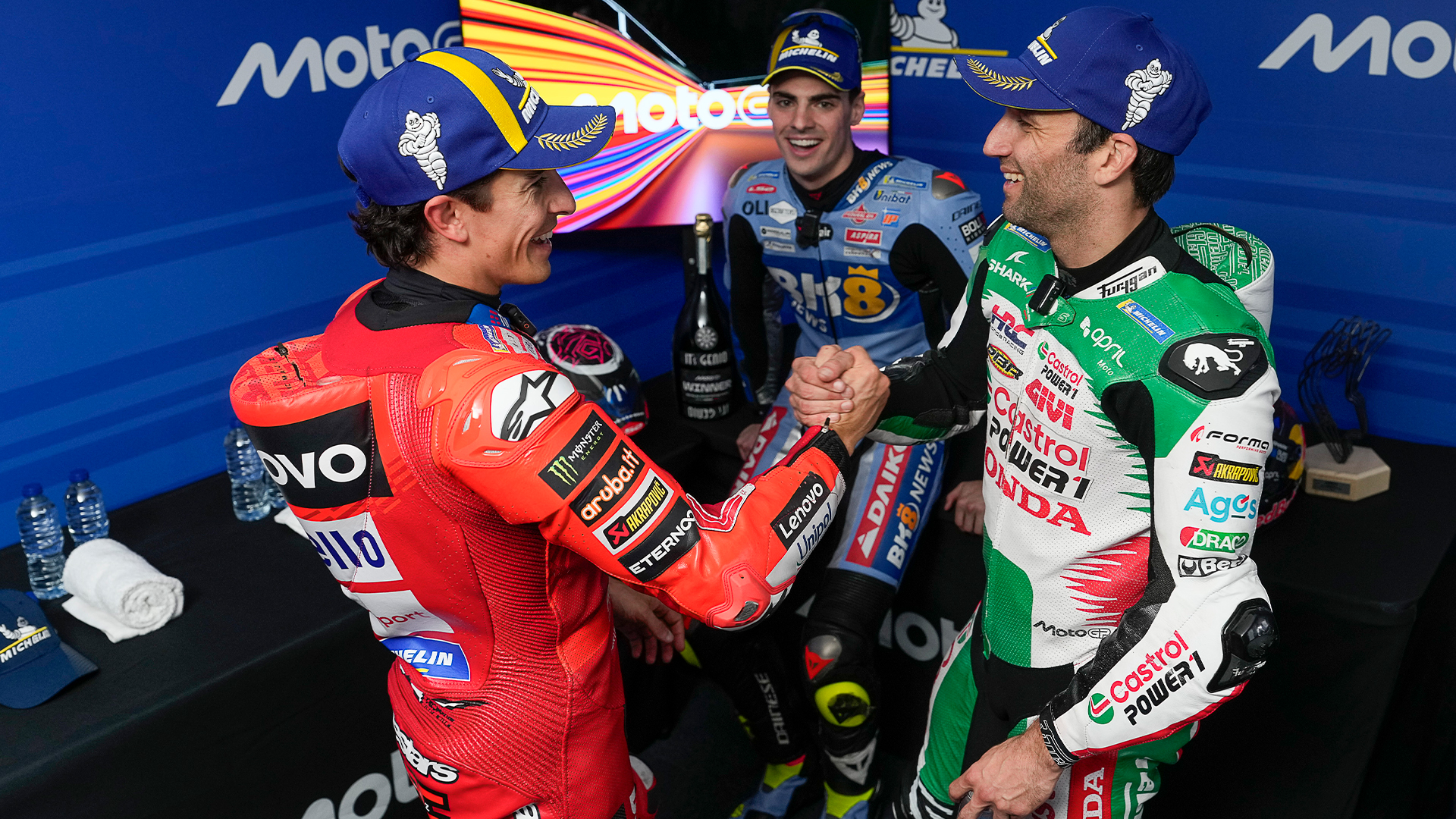 Marc Márquez y su bonito gesto de reconocimiento hacia Johann Zarco tras su histórica victoria ...