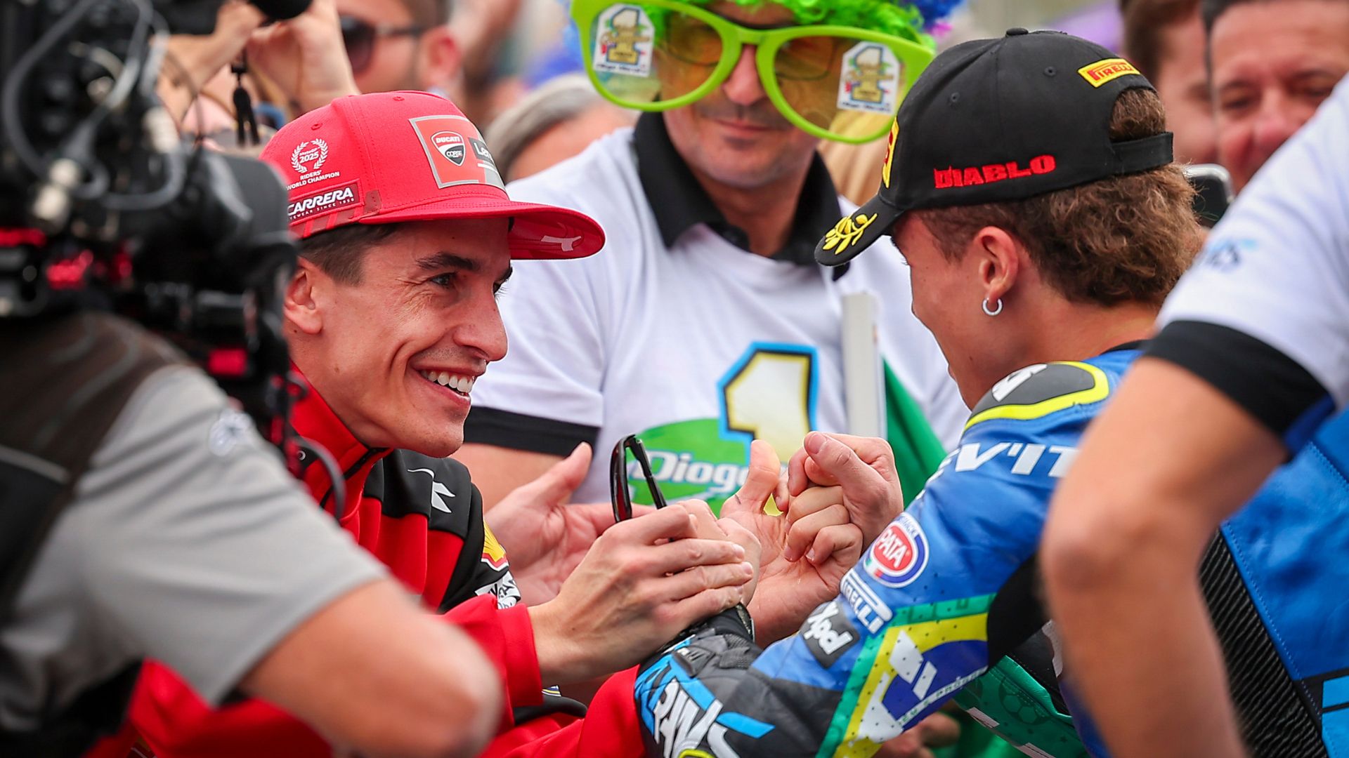 Diogo Moreira, la 'bendición' de Marc Márquez con un abrazo para celebrar el Mundial de Moto2 y ...