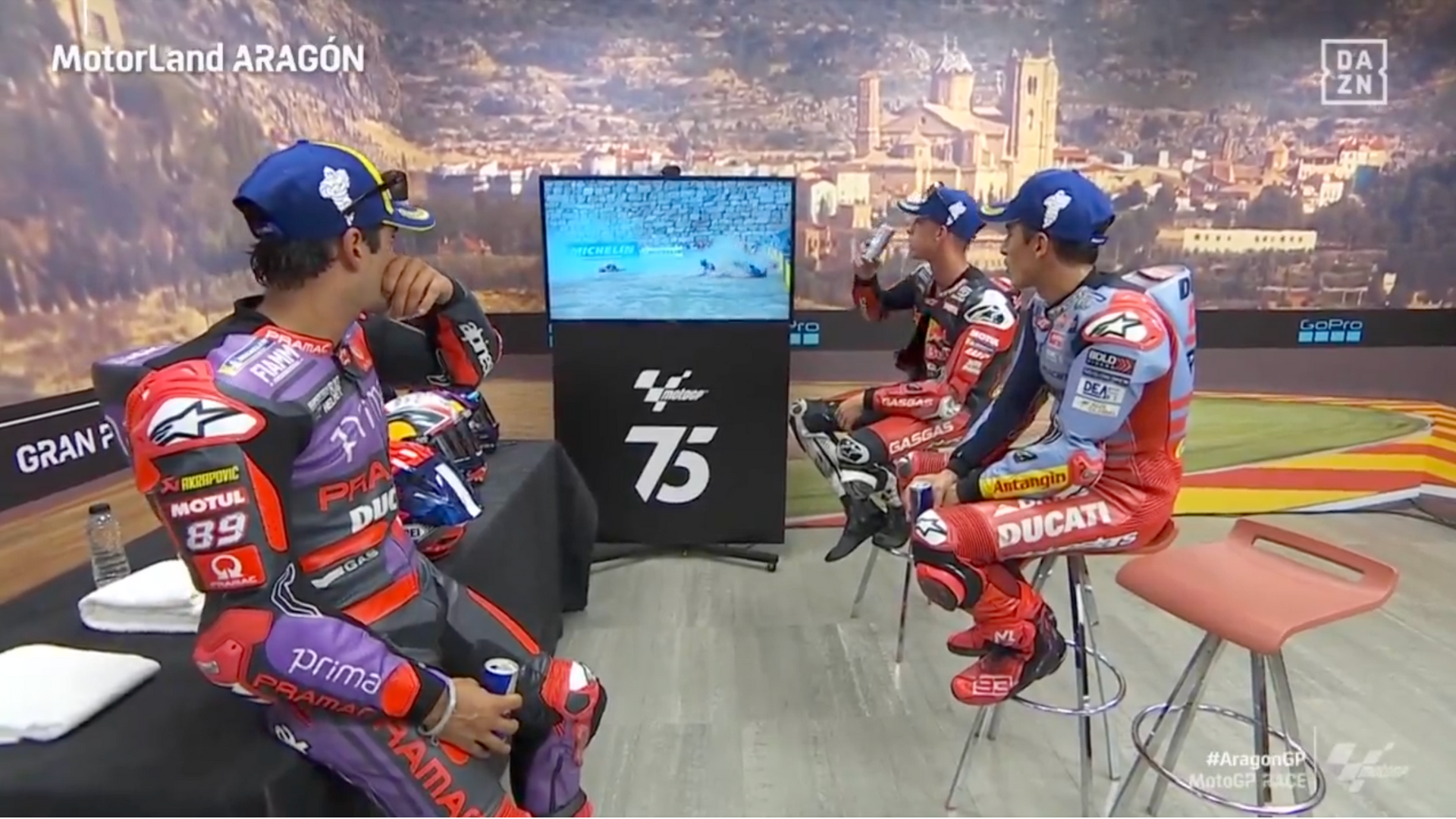 Marc Márquez, Jorge Martín y Pedro Acosta reaccionan a la caída entre Álex Márquez y Pecco ...