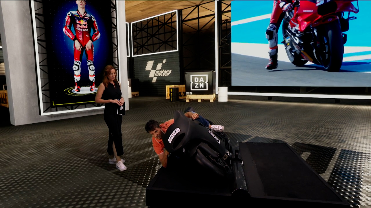 Alex Crivillé desgrana el pilotaje de Pedro Acosta en el simulador de DECODED en DAZN y lo ...