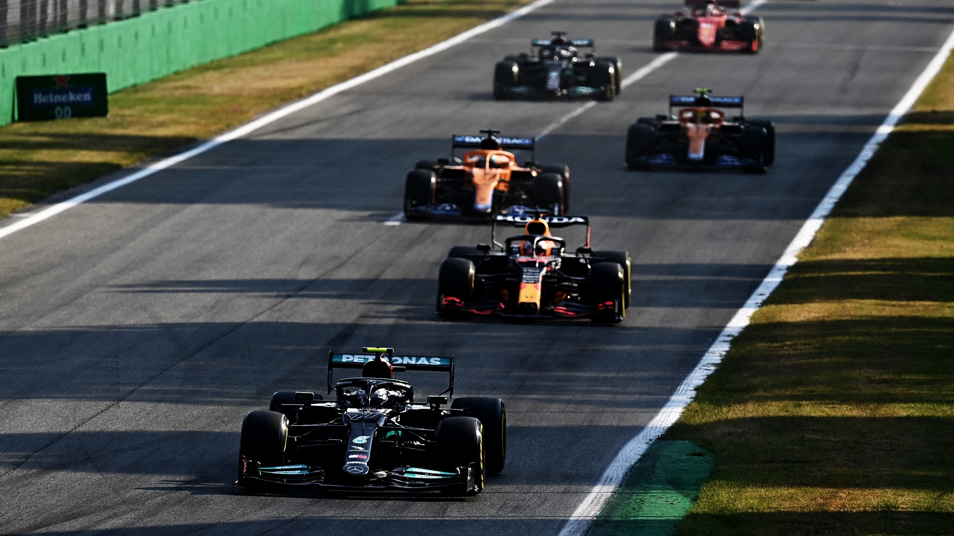 イタリアGPスプリント予選はボッタス逃げ切りもPU交換により2番手フェルスタッペンがPP！ハミルトンはスタート失敗で5番手｜F1 | DAZN News JP