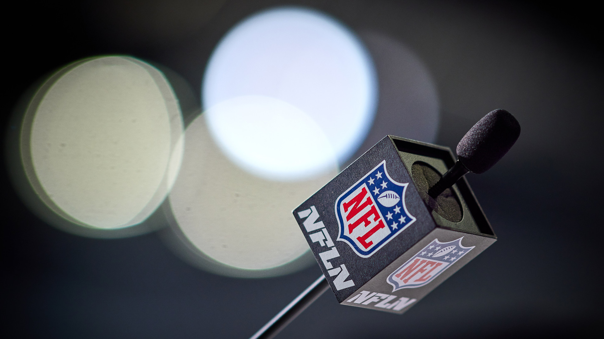 NFL auf Netflix: Die Kommentatoren für die Christmas Games | DAZN News DE