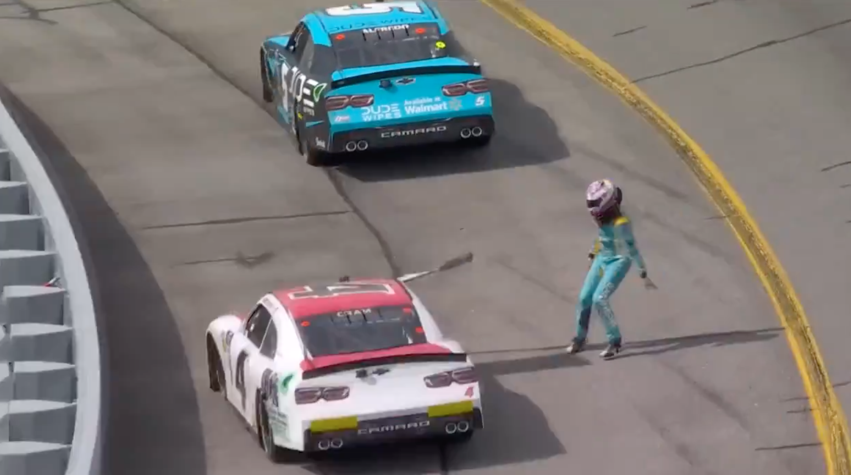 ¡Coge la chapa de su coche destrozado y se la lanza a su rival en plena ...