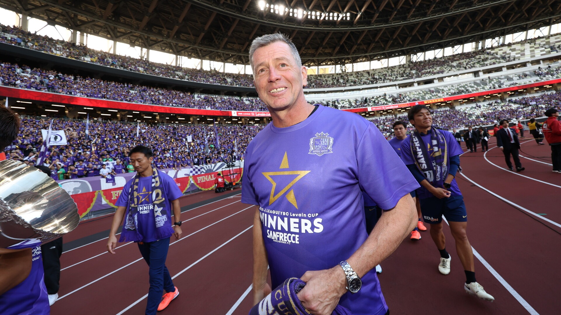 広島、4季チームを率いたスキッベ監督の退任を発表…12月10日のACLE上海申花戦がラストマッチに ｜ Jリーグ | DAZN News JP